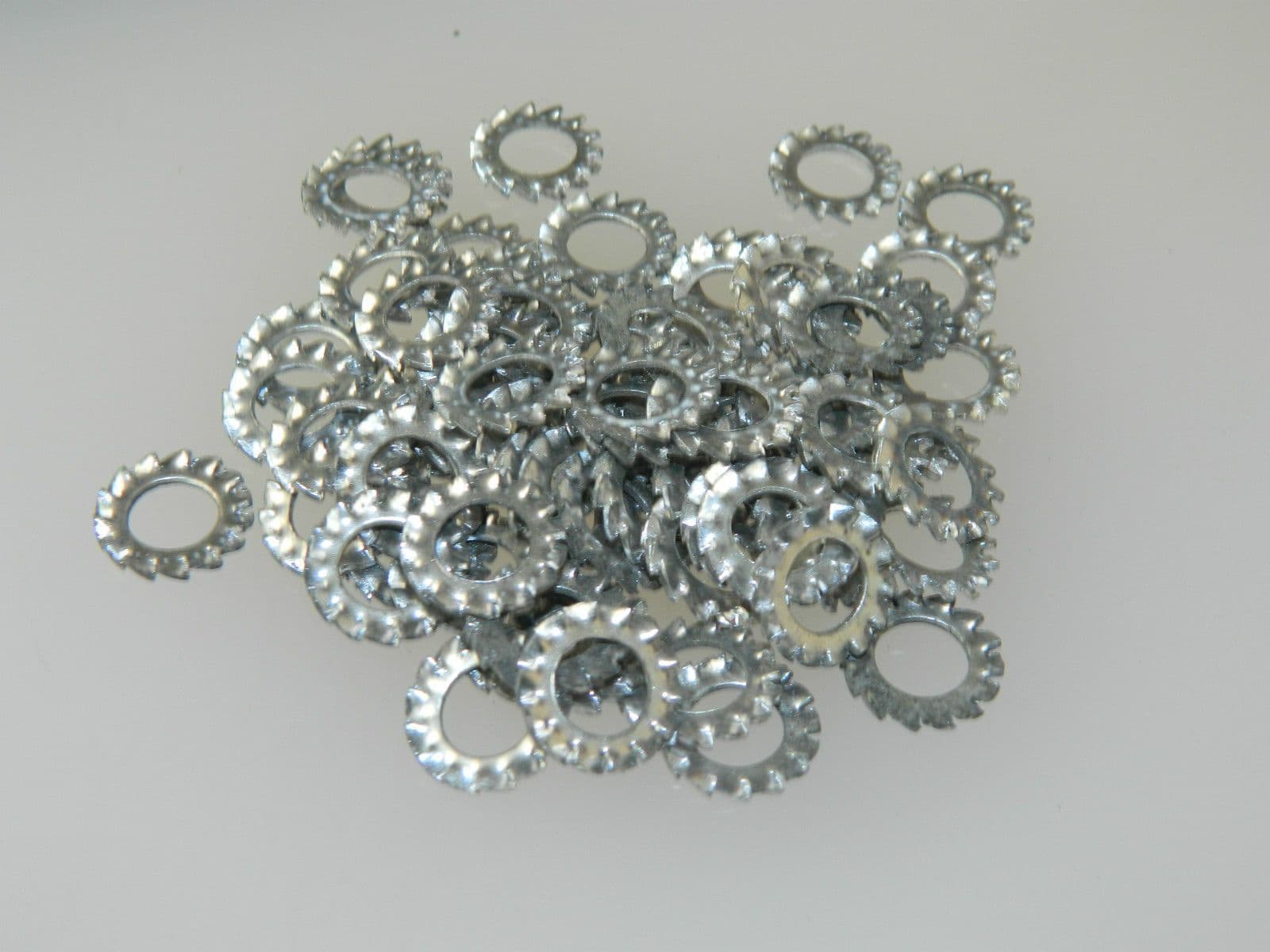 100 x M8 Lock Washer Serrated External Toothed Shakeproof Steel Metric P12