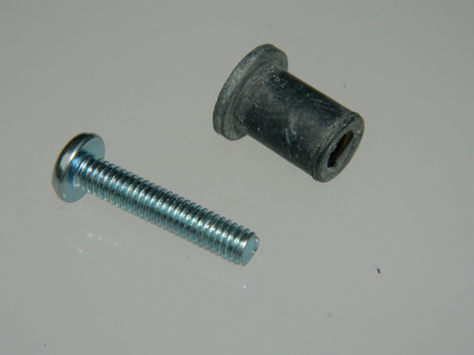 50 x M4 Steel Pan Head Slotted Screws With Rubber Expandable Rawl Plug C6