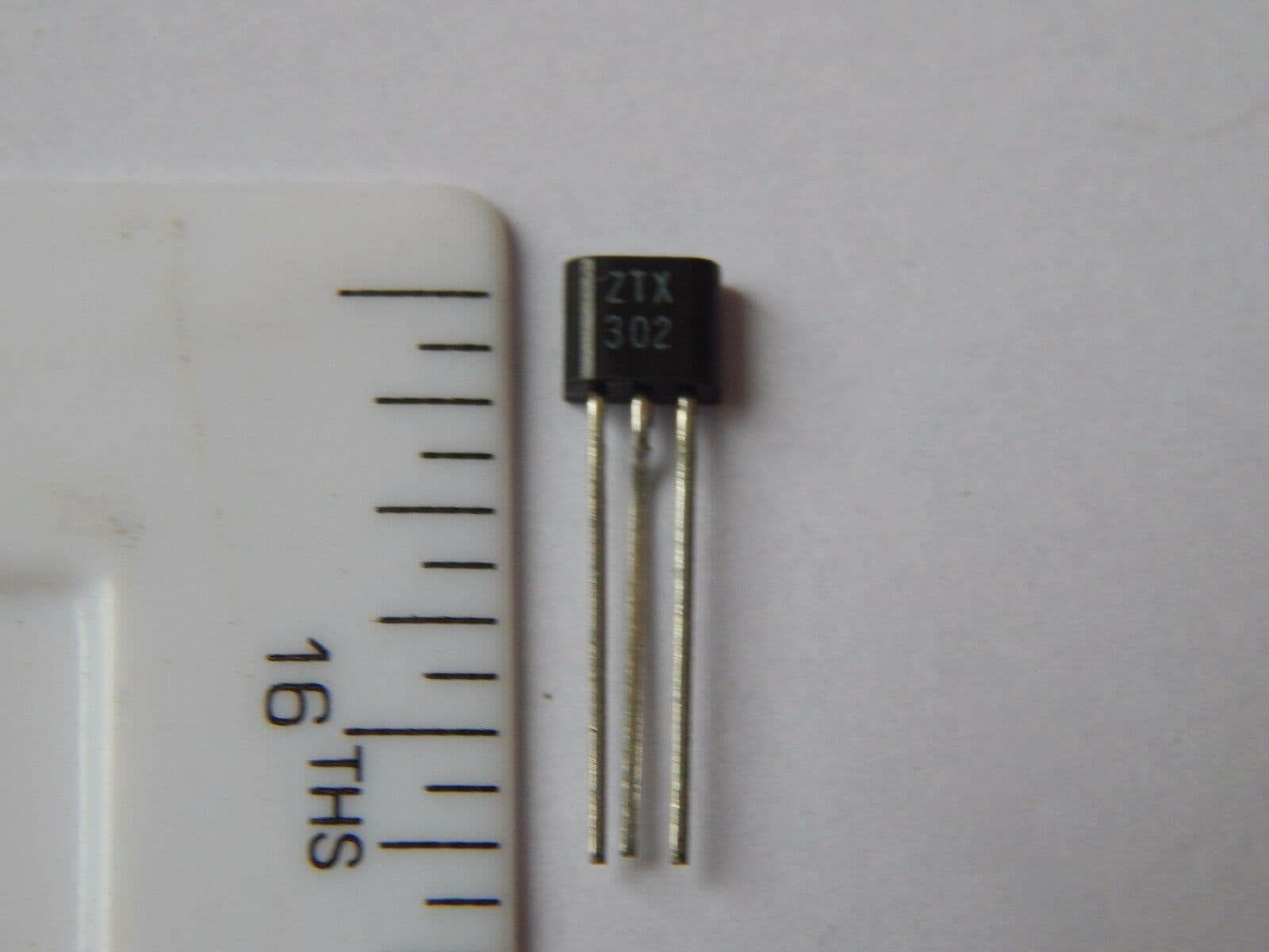 ZTX302 Zetex Silicon Transistor Bipolar NPN 0 5A 35V TO92 3R1D EC42