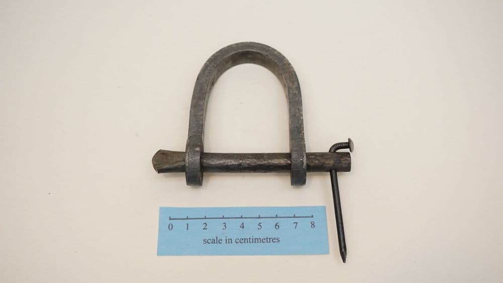 Roman style lifting shackle