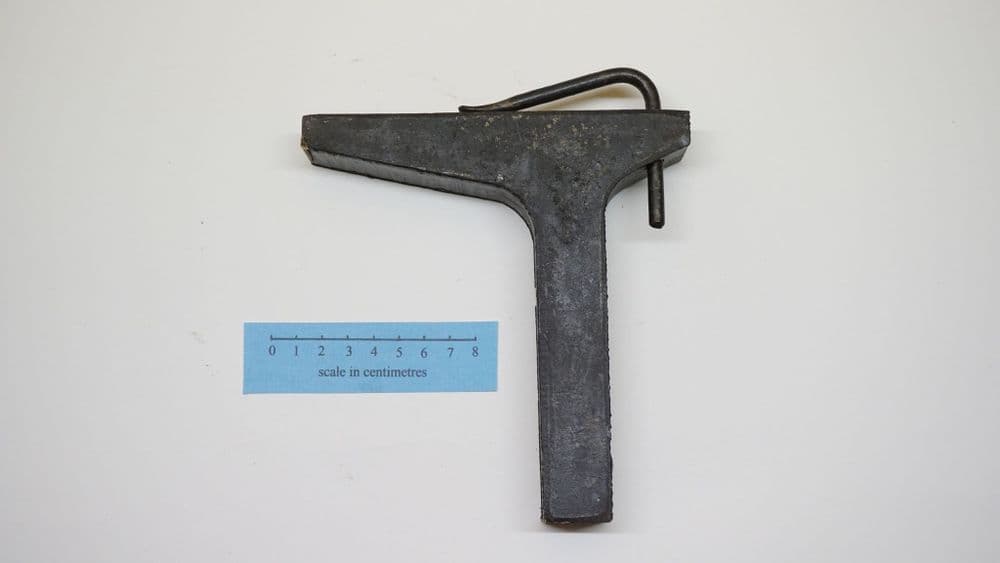 Roman to medieval 1 25kg T anvil and holdfast