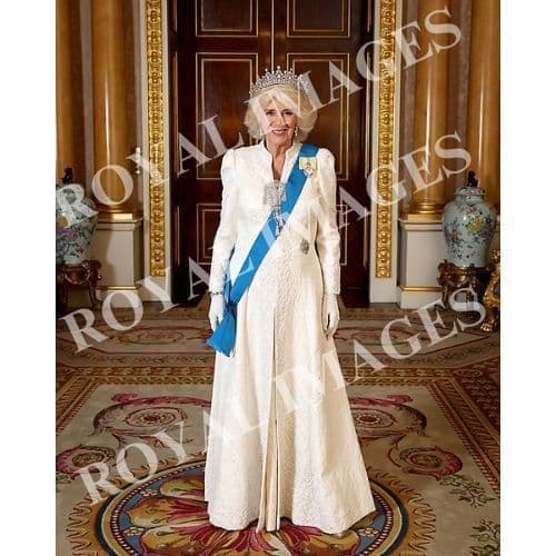HM The Queen full length - D4/CJ - Collection