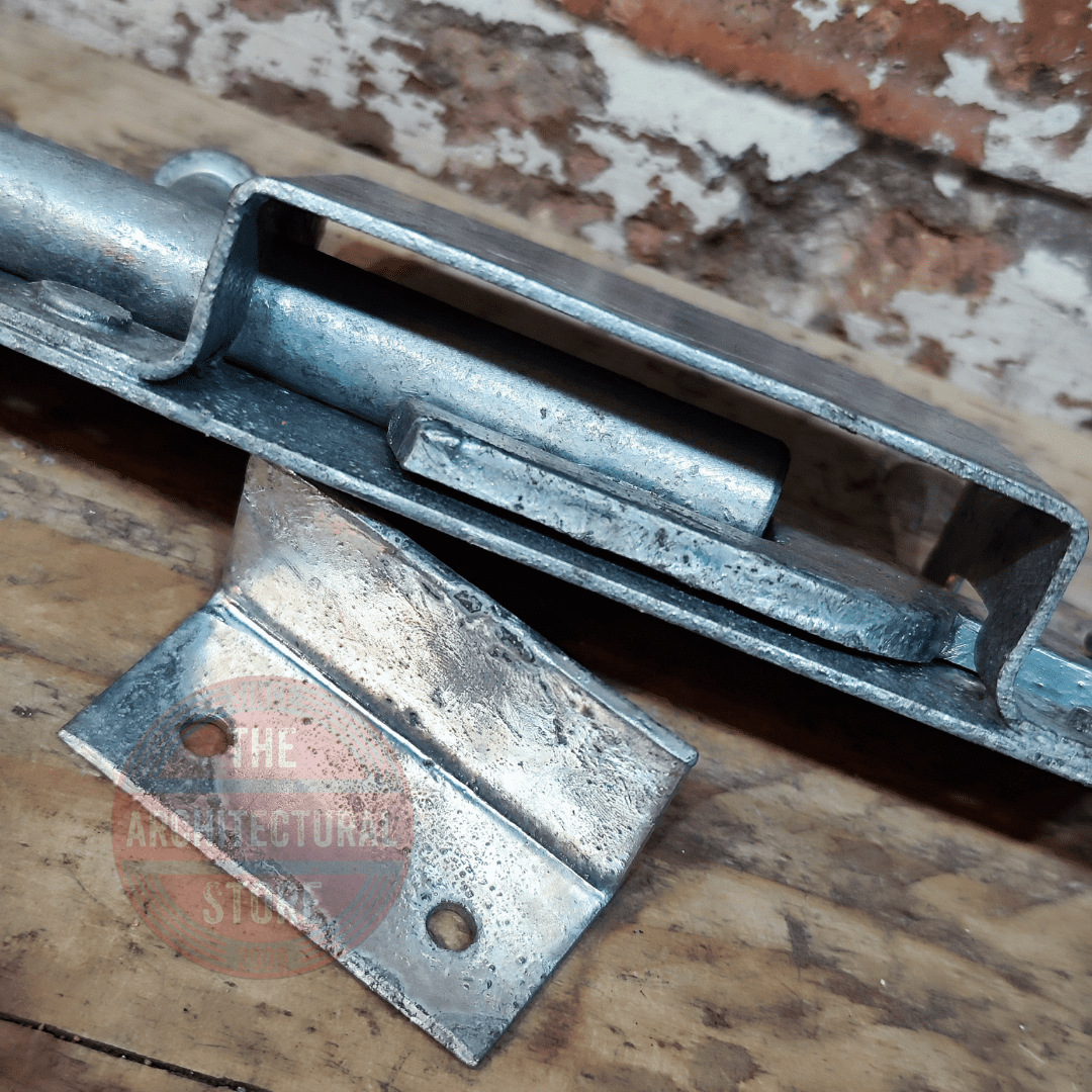 Automatic Locking Pig Bolt Prevents Animals Opening It