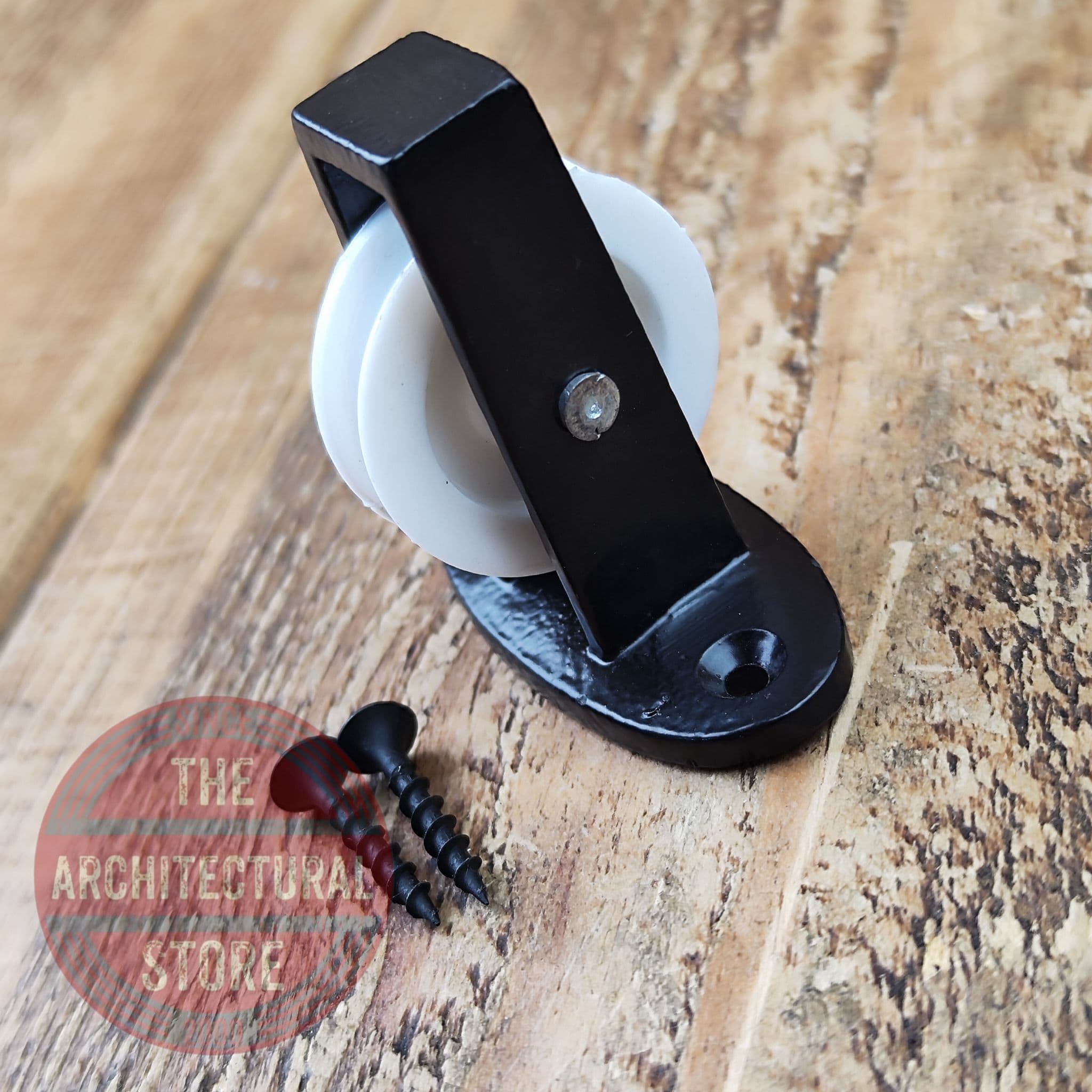 Black Single Pulley Across The Plate