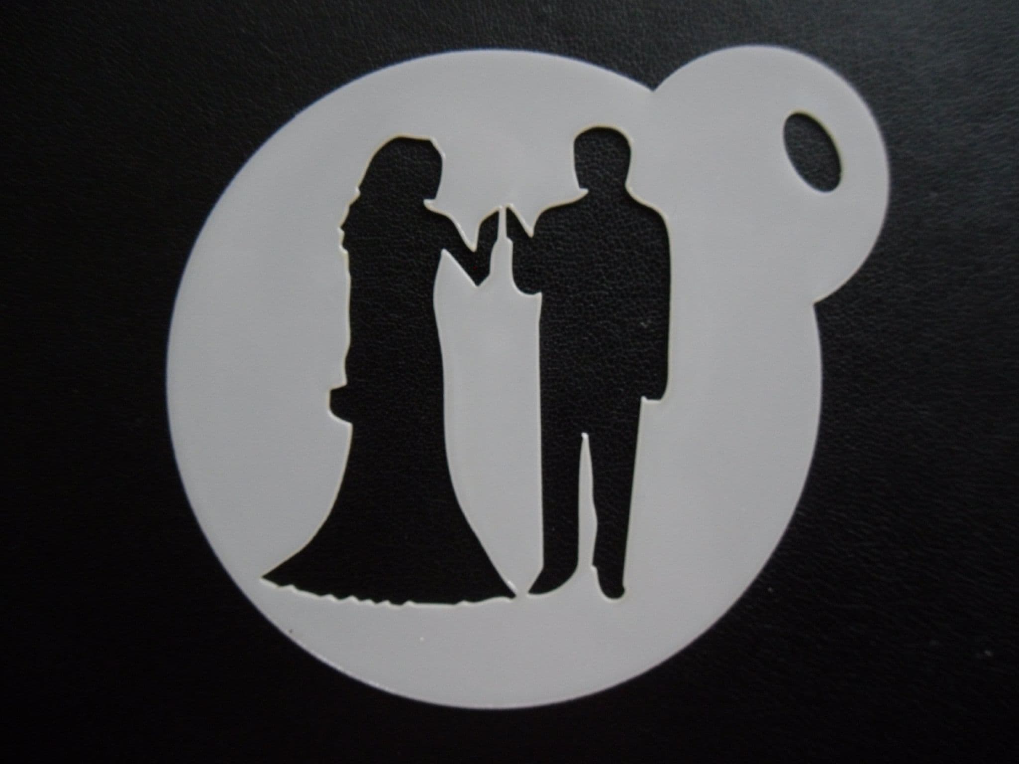 Wedding couple stencil | Beachweddingtips.com