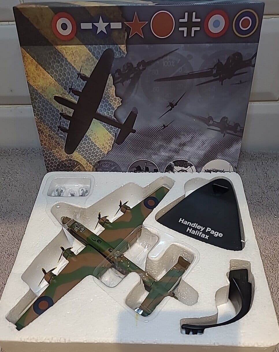 Atlas JJ02 1/144 Scale Bomber WWII Handley Page Halifax RAF Royal Air Force