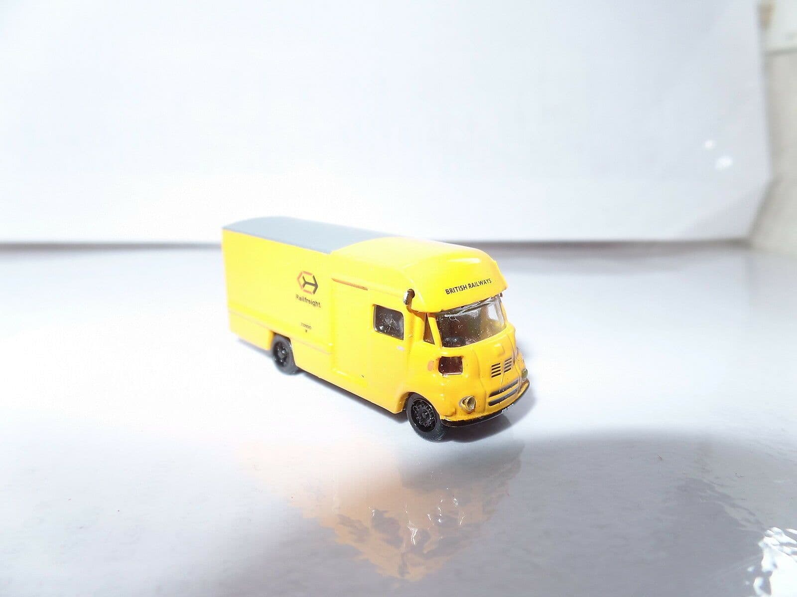 B T Models N043 1/148 N Gauge Leyland FG Van BR Railfreight Yellow 69-7