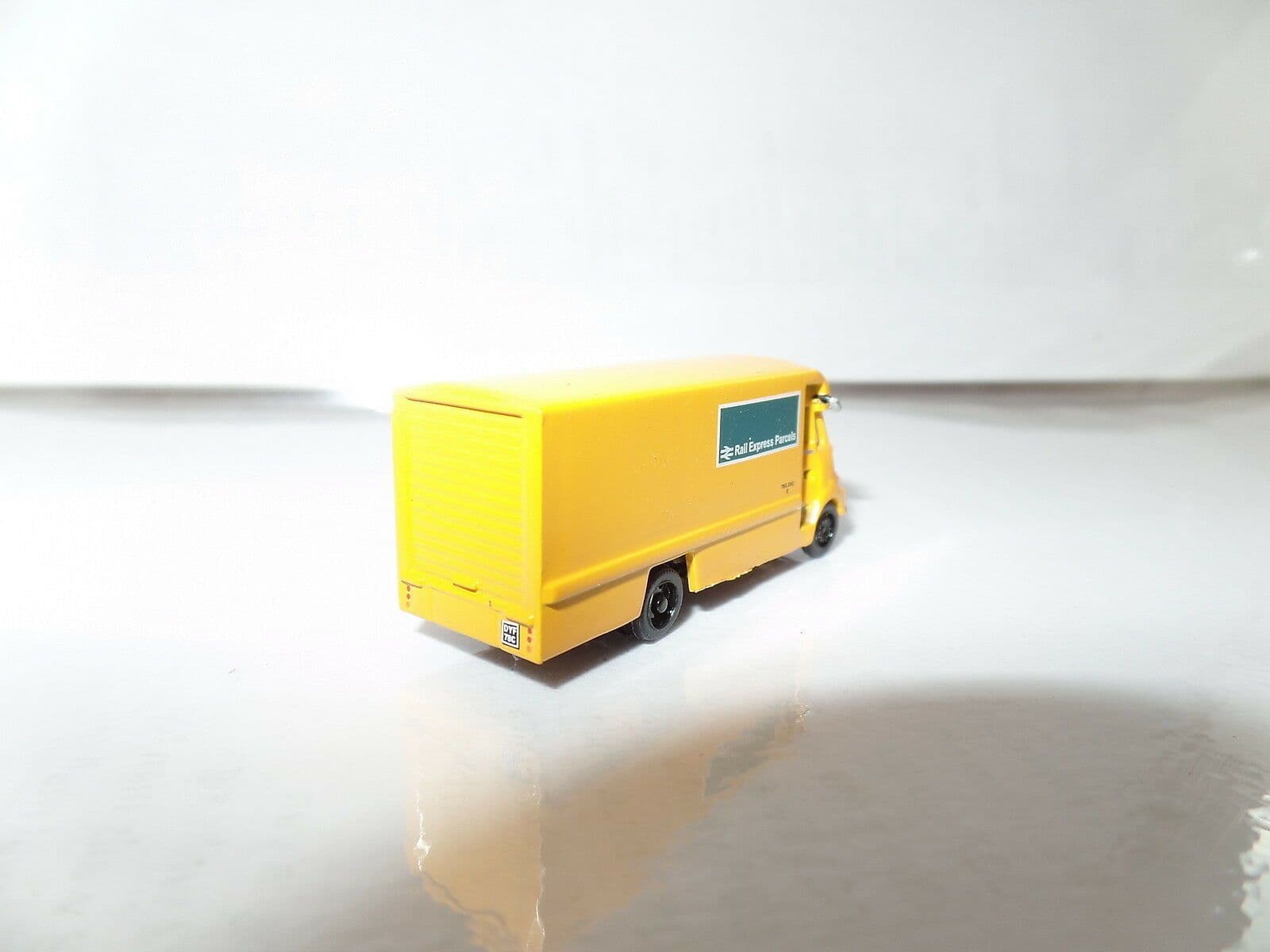 B T Models N059 1/148 N Gauge Leyland FG Int Van Rail Express Parcels