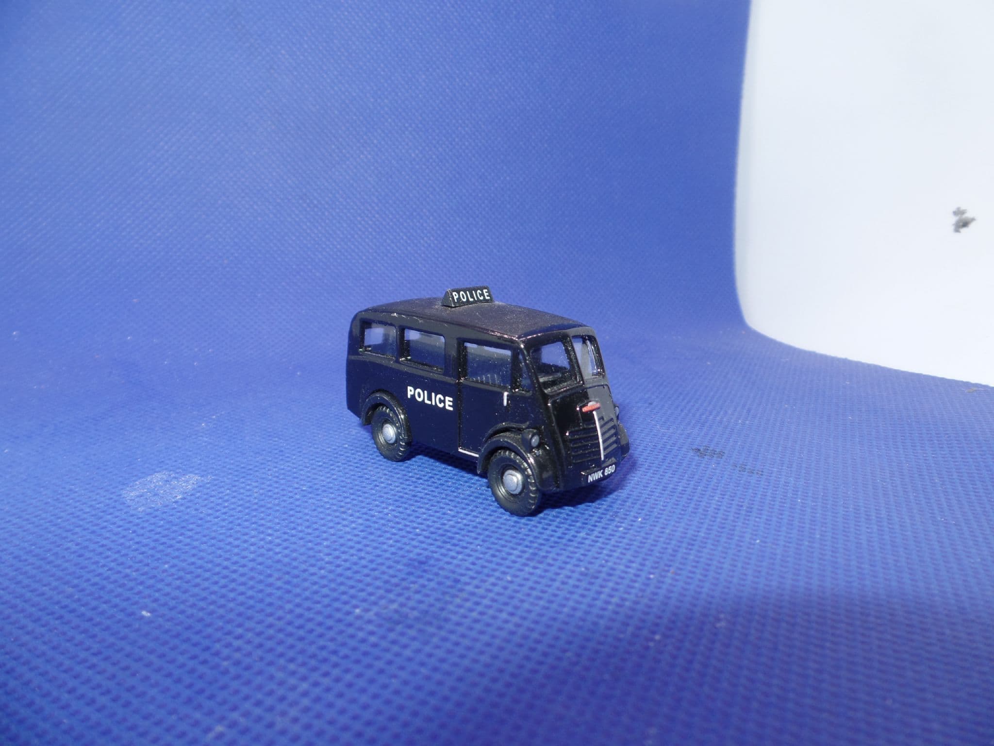 Classix EM76616 1/76 OO Scale Austin 101 J Van Estate Police Roof Sign UB