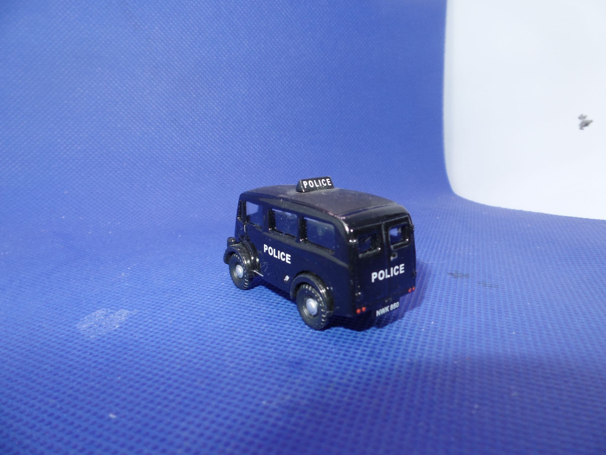 Classix EM76616 1/76 OO Scale Austin 101 J Van Estate Police Roof Sign UB