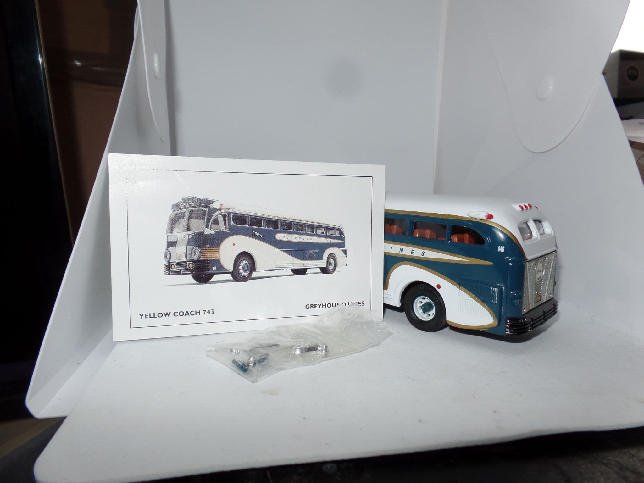 Corgi 98462 1/50 O Scale Yellow Coach 743 GREYHOUND LINES Chicago MIB