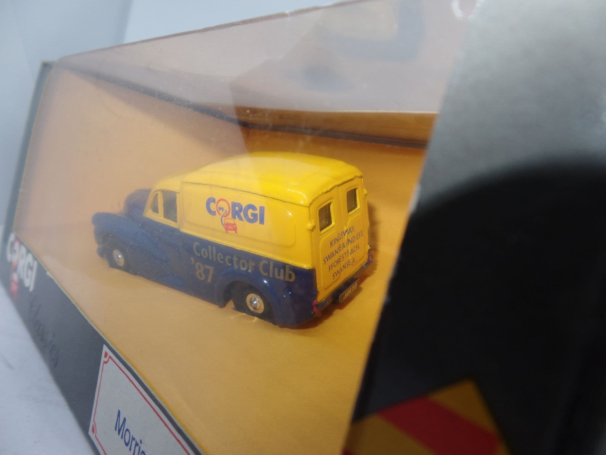 Corgi C957/3 1/43 Scale Morris Minor 1000 Van Corgi Collectors Club 1987