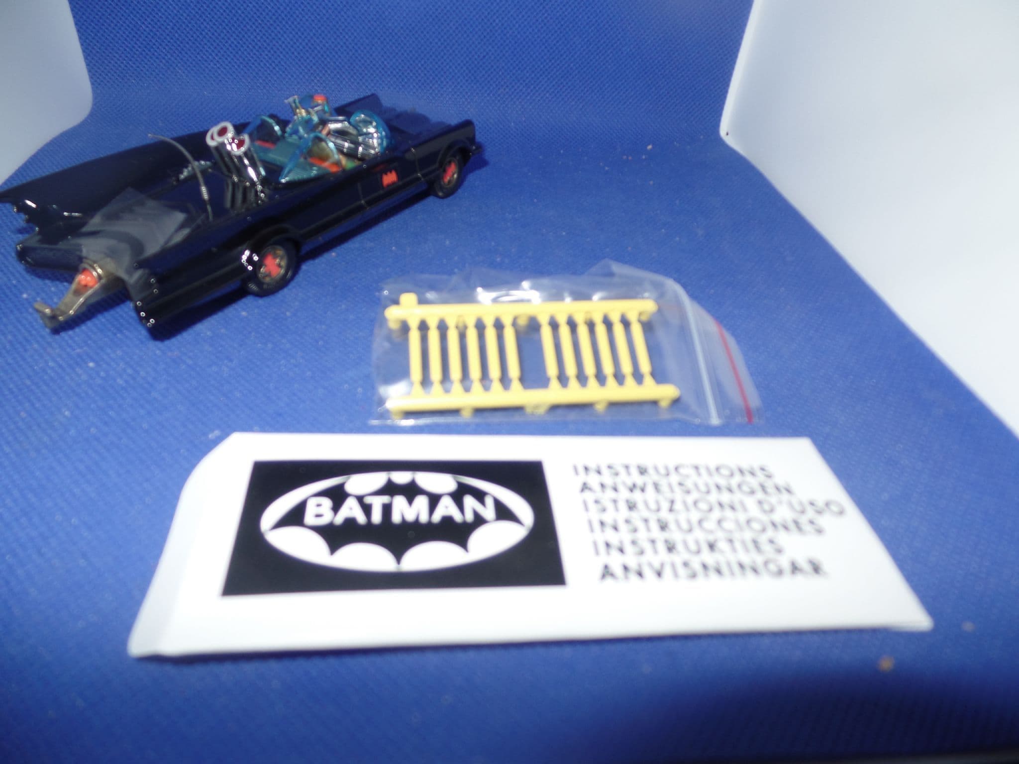 CORGI RT26701 267 1/46 Scale Batmobile with Batman and Robin