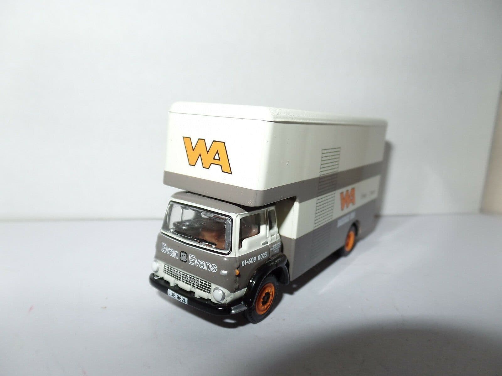 EFE 23606 Bedford TK Luton Boxvan Wallace Arnold Baggage Van MIMB