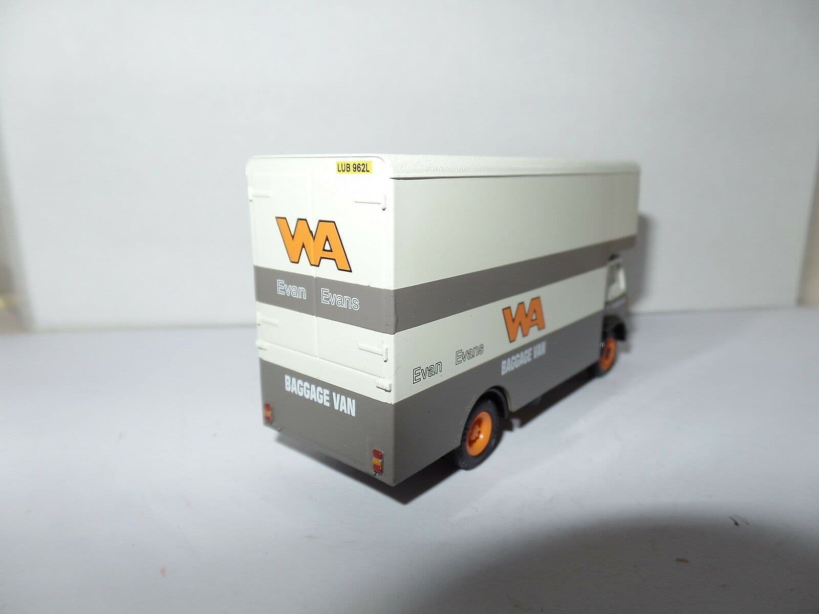 EFE 23606 Bedford TK Luton Boxvan Wallace Arnold Baggage Van MIMB