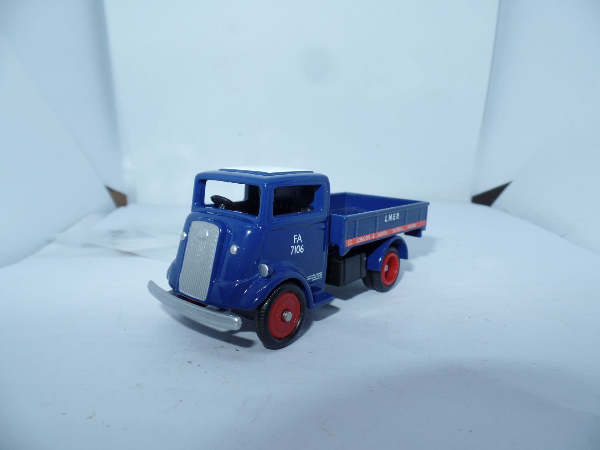 Lledo DG100017 FORDSON 7V TRUCK LNER London North Eastern RAILWAY