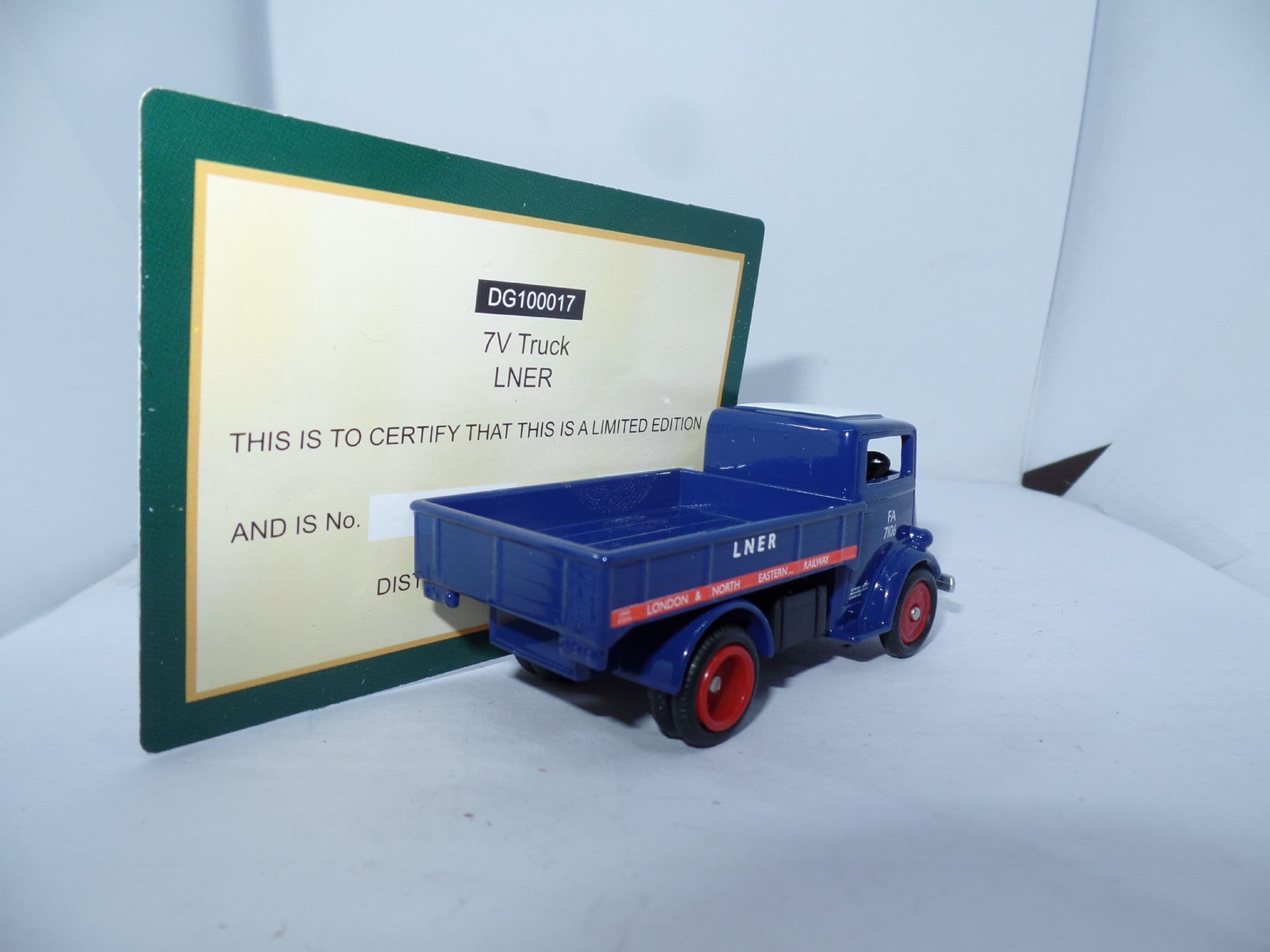 Lledo DG100017 FORDSON 7V TRUCK LNER London North Eastern RAILWAY