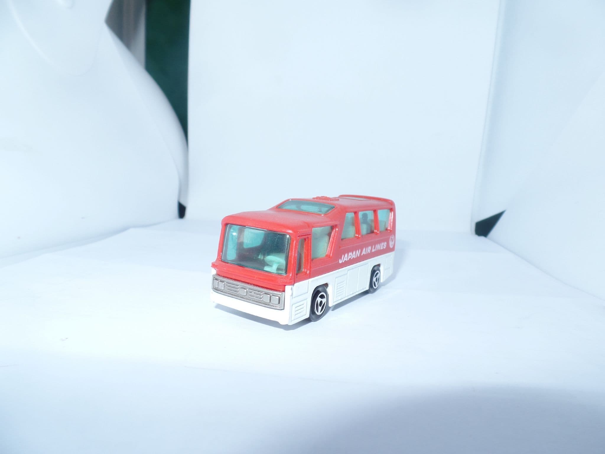 Majorette 262 1/87 HO Scale Airport Mini Bus Coach Japan Air Lines