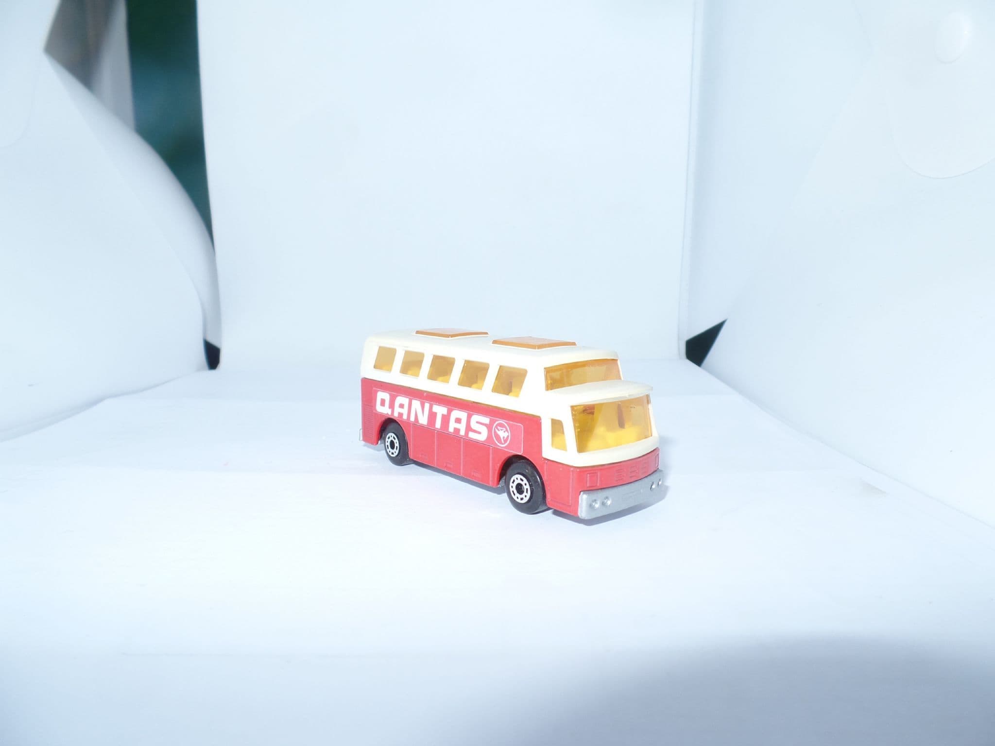 Matchbox 65 Airport Bus Coach Quantas Australian Airline UB