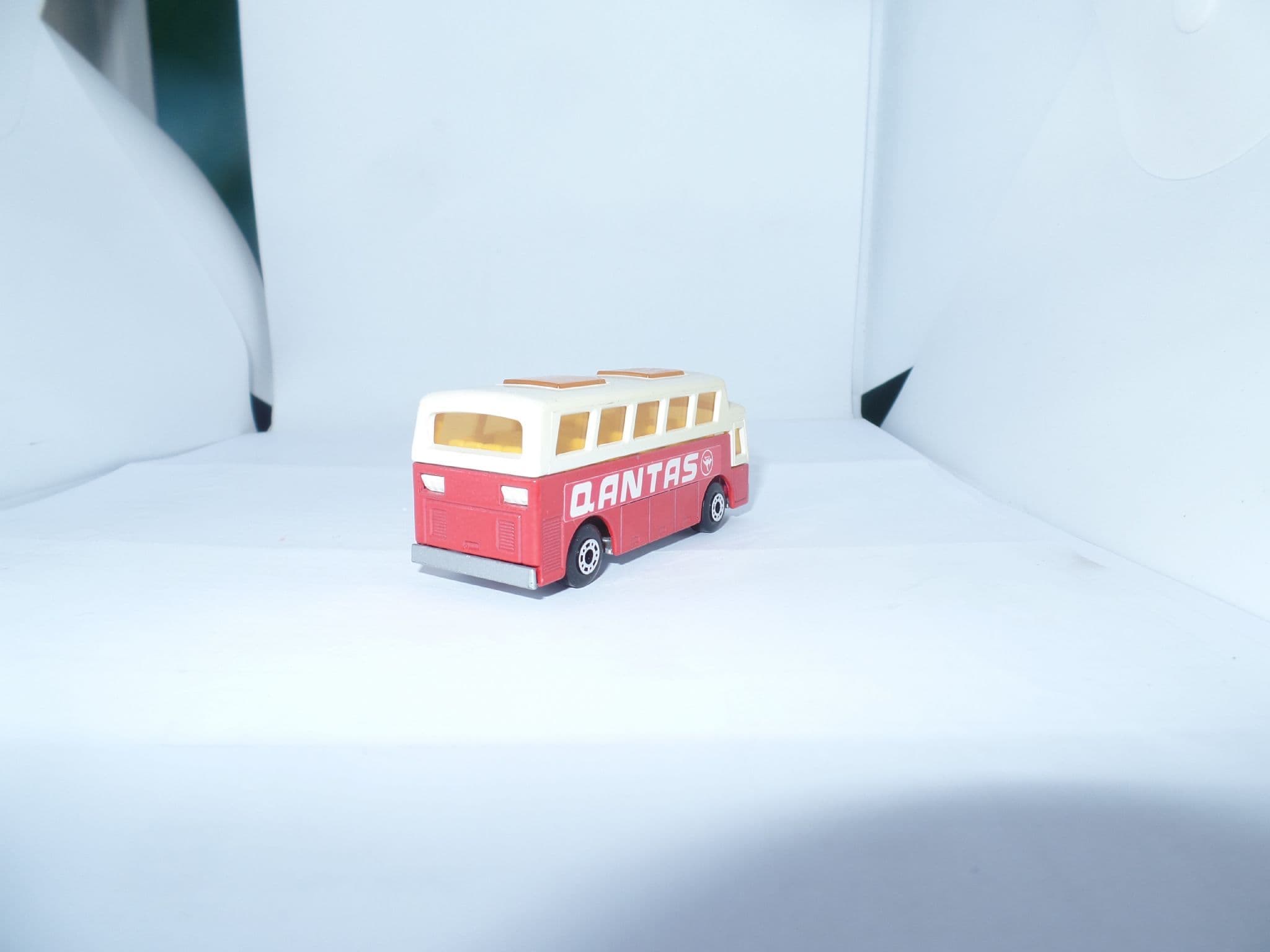 Matchbox 65 Airport Bus Coach Quantas Australian Airline UB