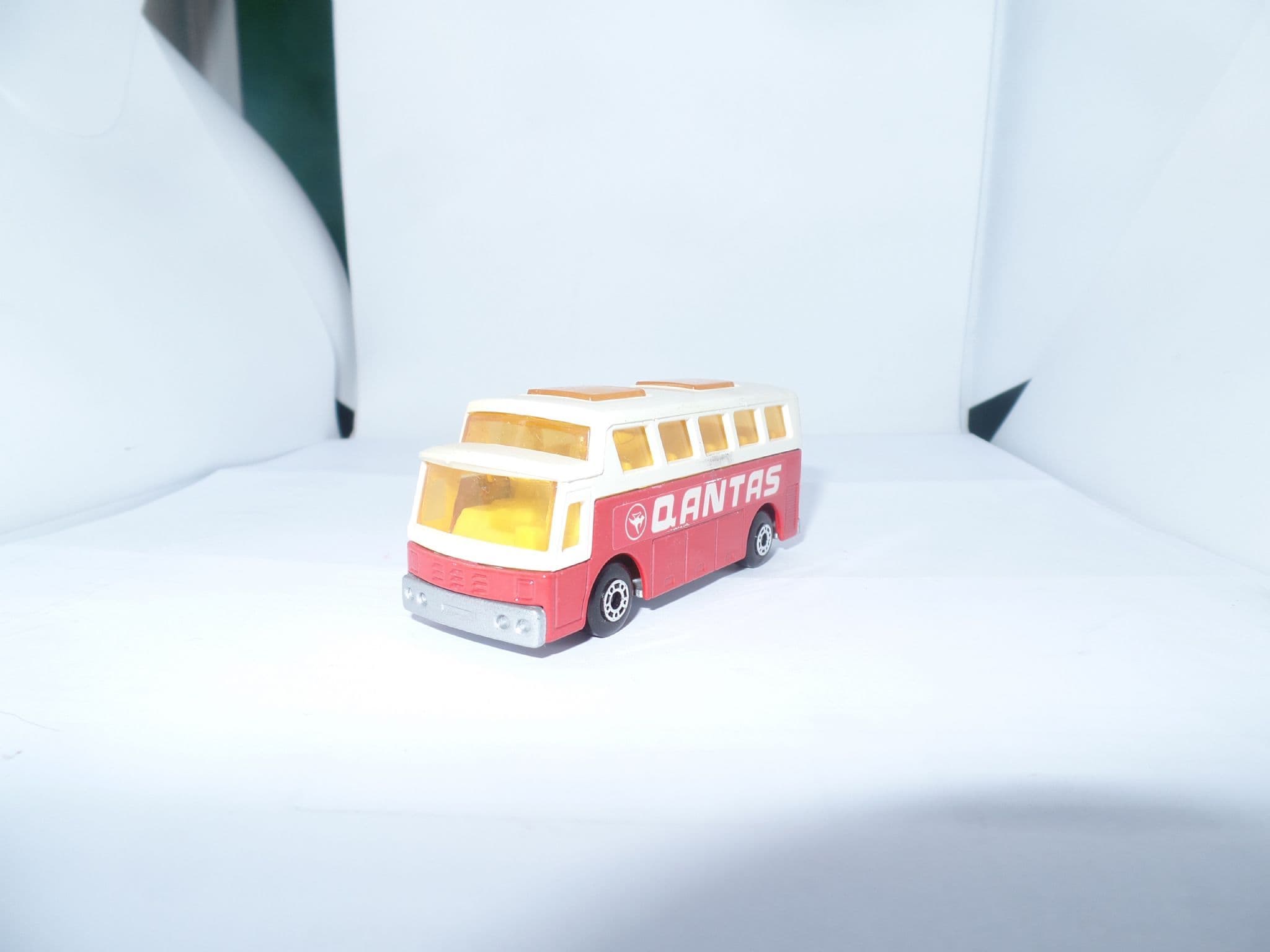 Matchbox 65 Airport Bus Coach Quantas Australian Airline UB