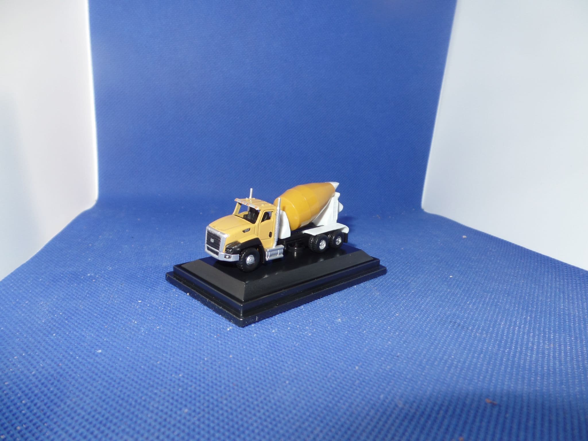 Norscot 55461 1/87 HO Scale Caterpillar CAT CT660 6 x 4 Concrete Mixer ...