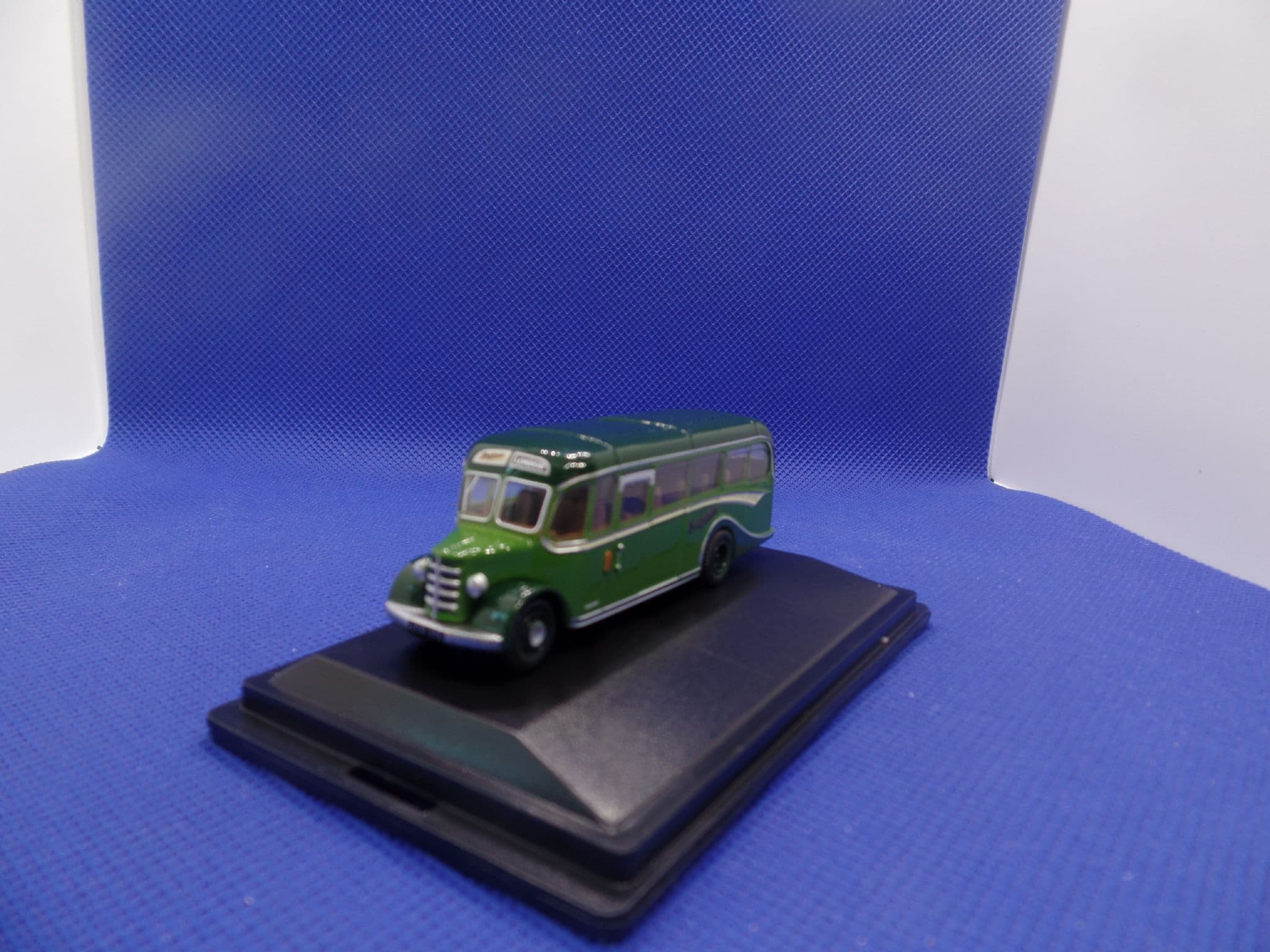 Oxford 120OB002 TT Gauge 1/120 Scale Bedford OB Bus Coach Southdown London