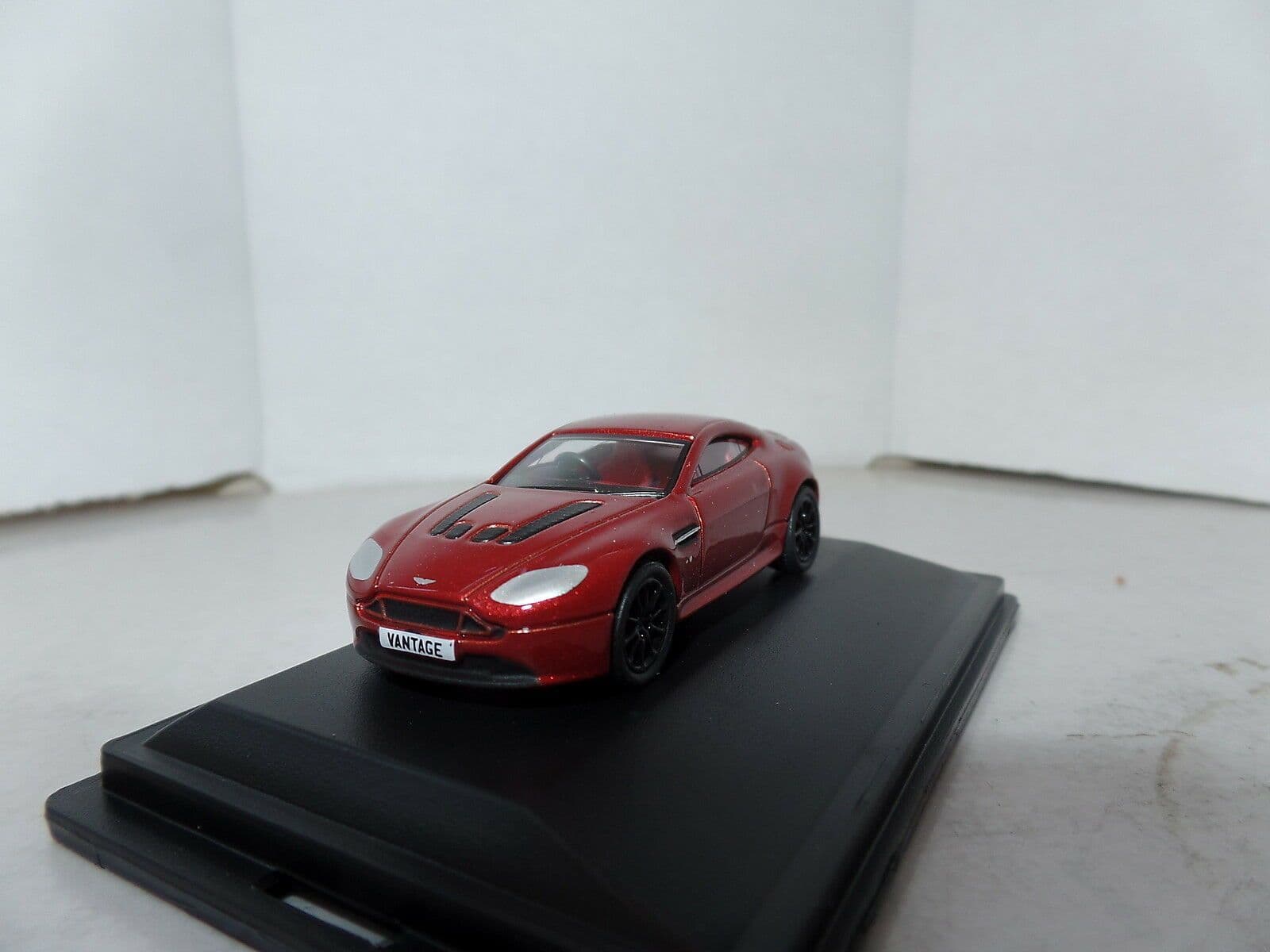 Oxford 76AMVT001 AMVT001 1/76 OO Aston Martin V12 Vantage S Volcano Red