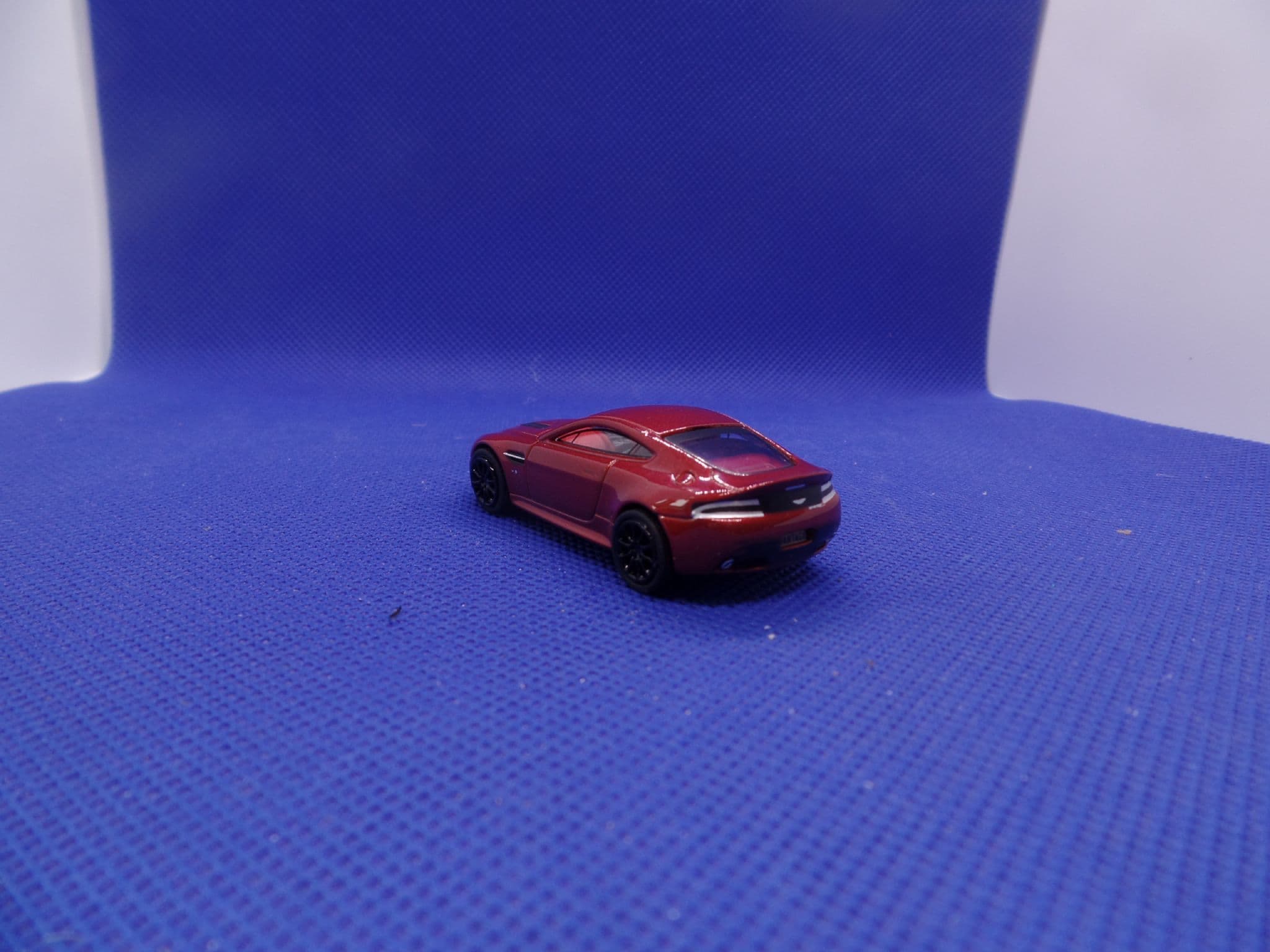 Oxford 76AMVT001 AMVT001 1/76 OO Aston Martin V12 Vantage S Volcano Red UB