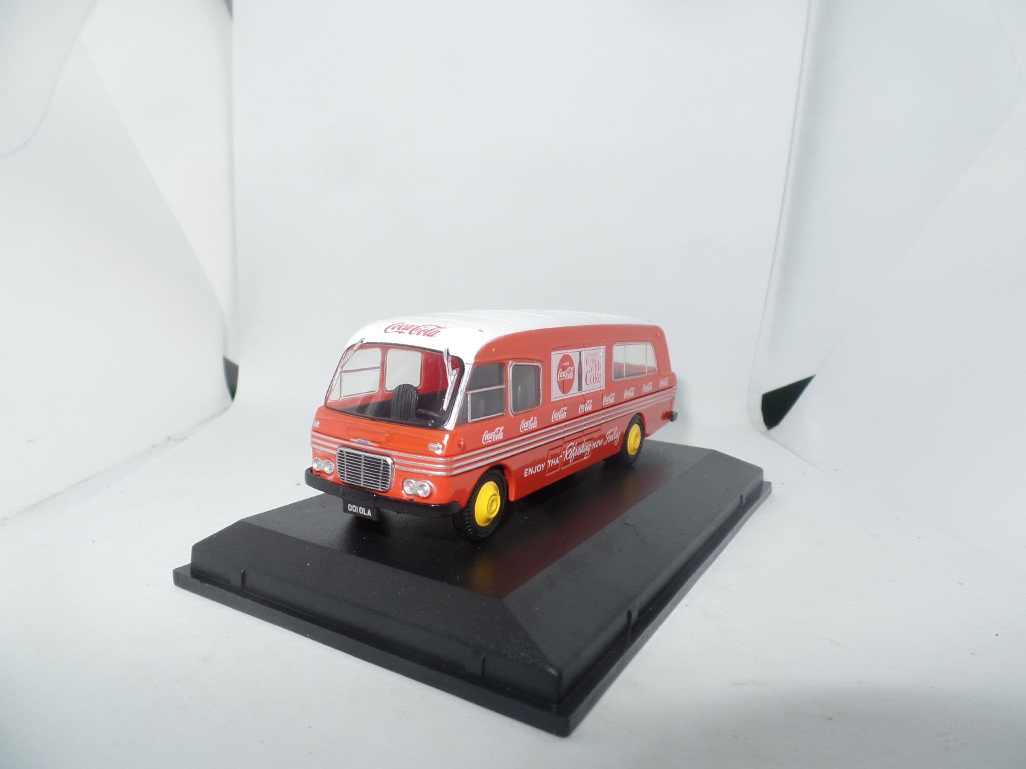 Oxford 76BMC005 BMC005CC 1/76 OO Scale Leyland BMC Mobile Unit Coca Cola