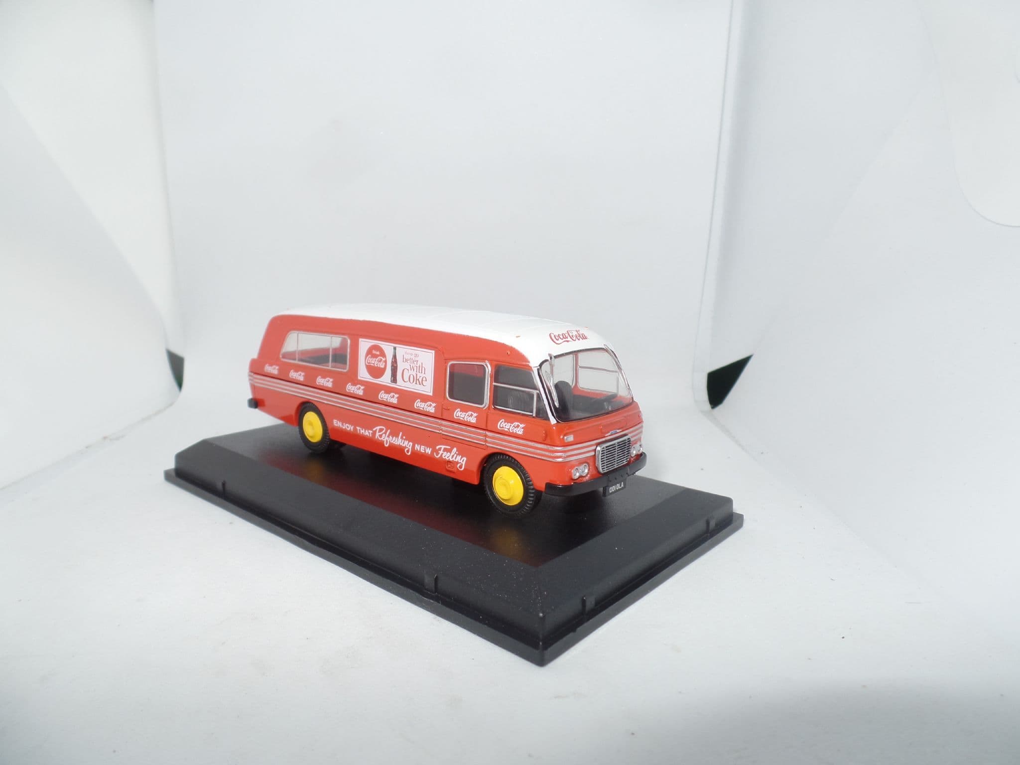Oxford 76BMC005 BMC005CC 1/76 OO Scale Leyland BMC Mobile Unit Coca Cola