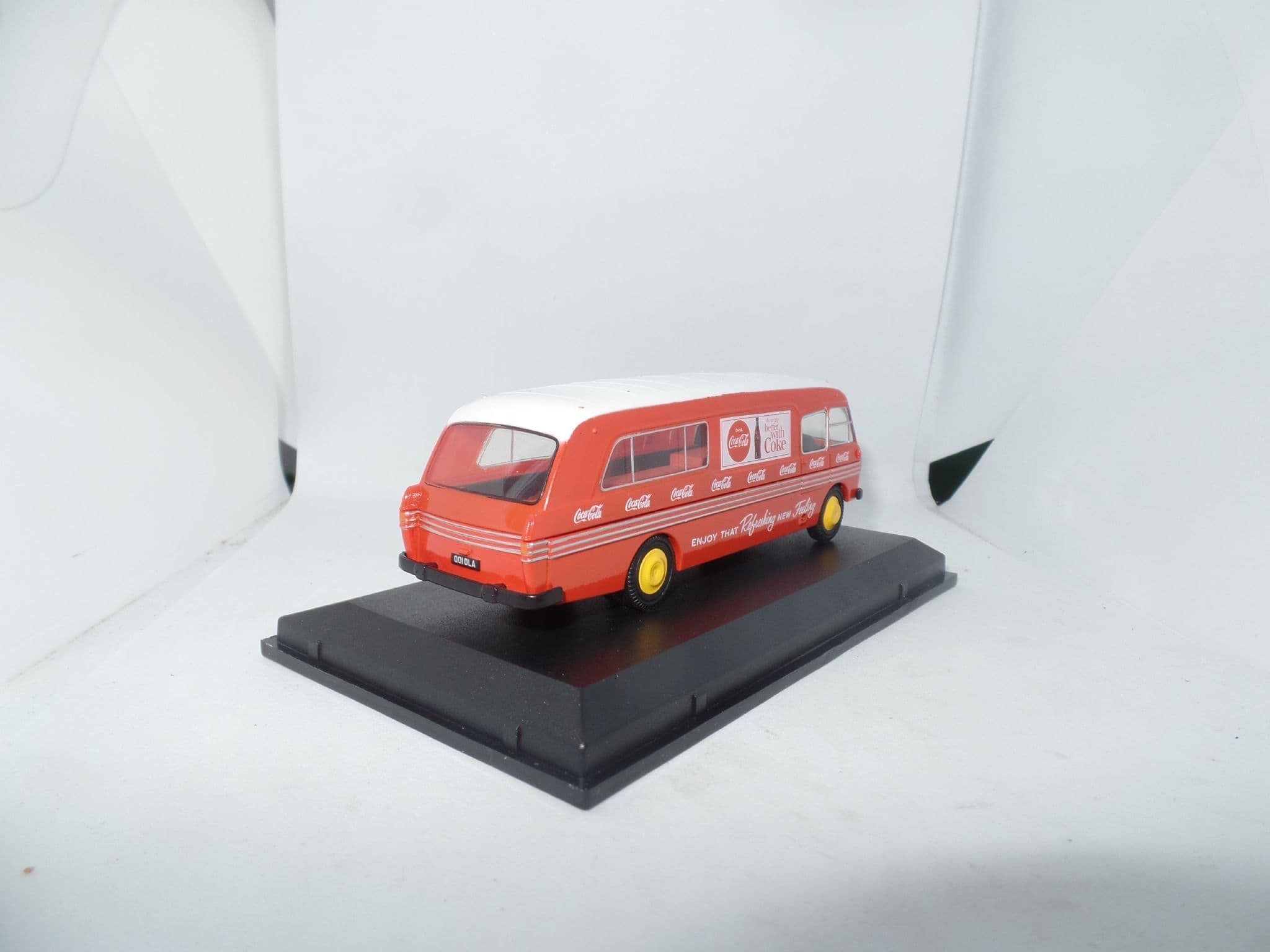 Oxford 76BMC005 BMC005CC 1/76 OO Scale Leyland BMC Mobile Unit Coca Cola