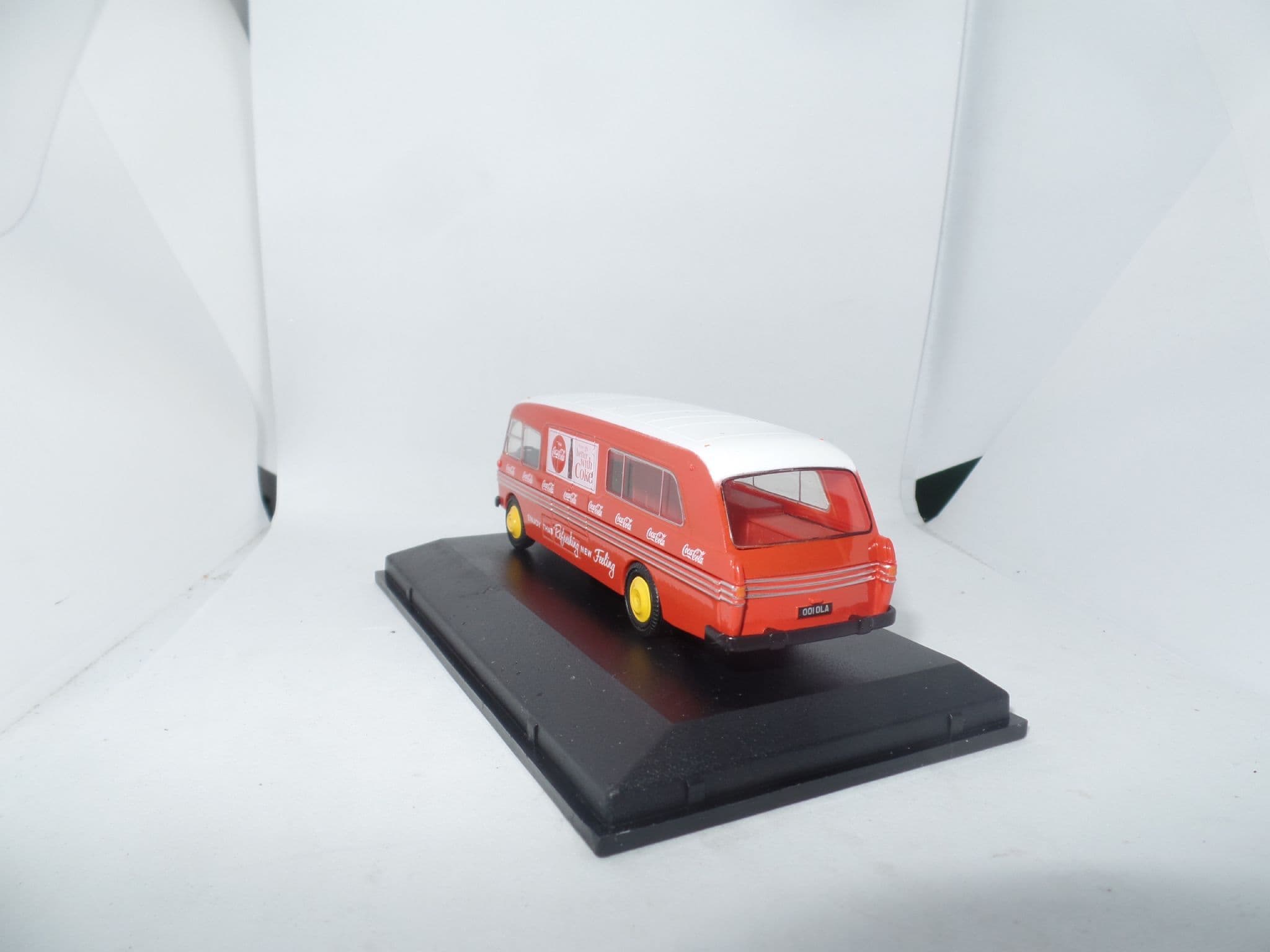 Oxford 76BMC005 BMC005CC 1/76 OO Scale Leyland BMC Mobile Unit Coca Cola