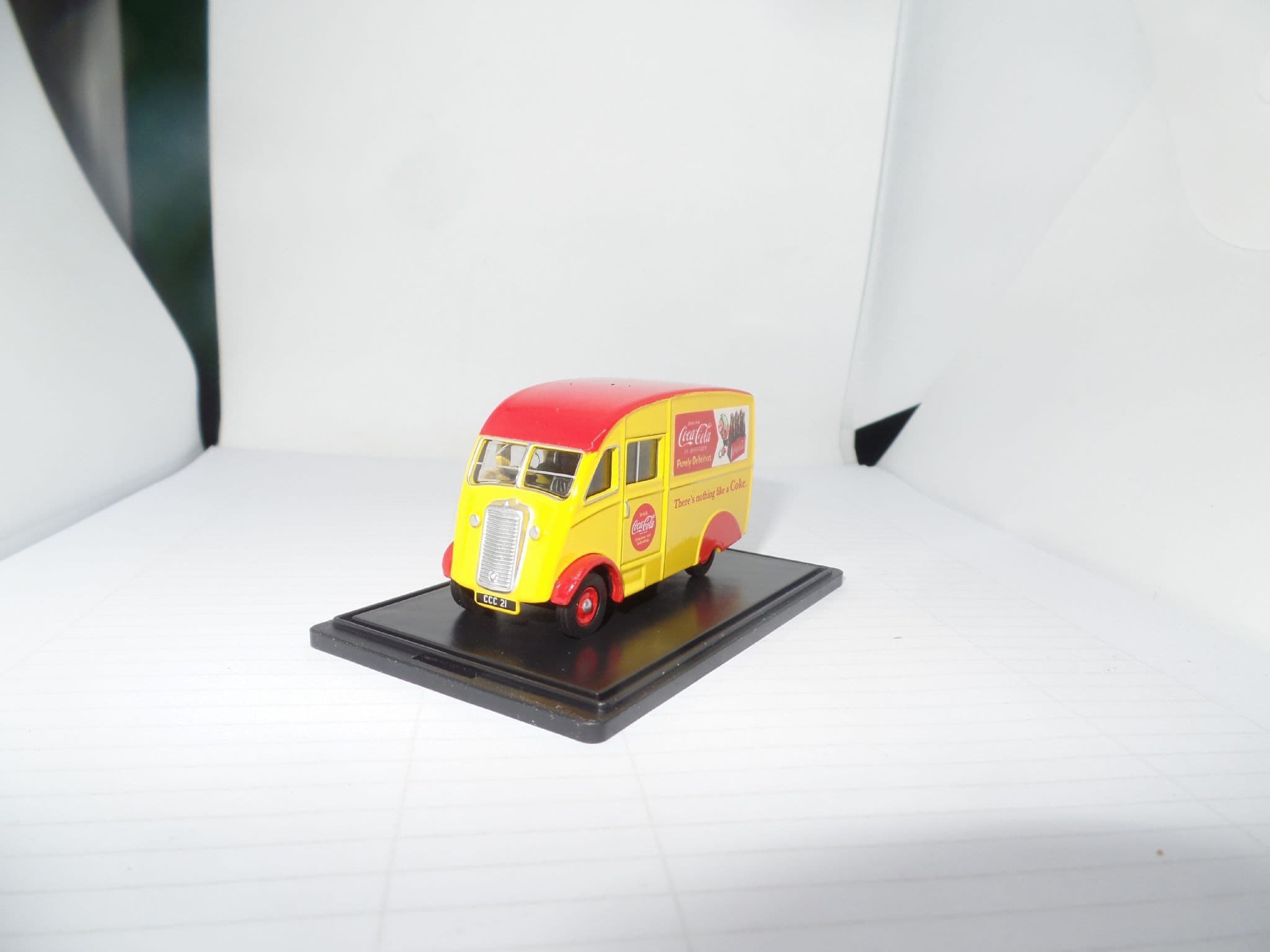 Oxford 76CM010 CM010 1/76 OO Scale Commer Serice Van Q25 Coca Cola Yellow
