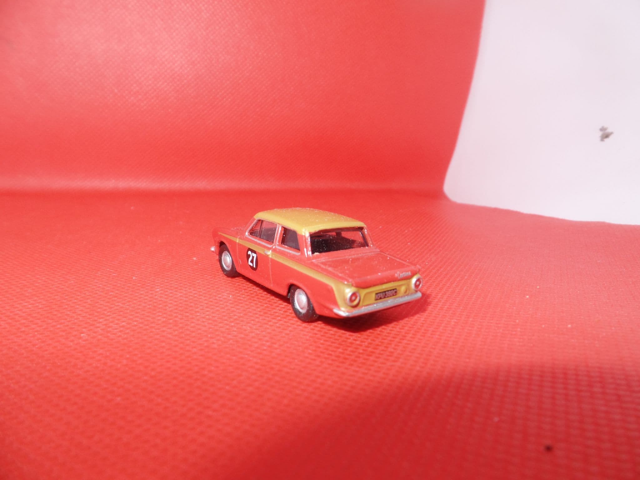 Oxford 76COR1004 COR1004 1/76 OO Scale Ford Cortina MkI Red & Gold ...