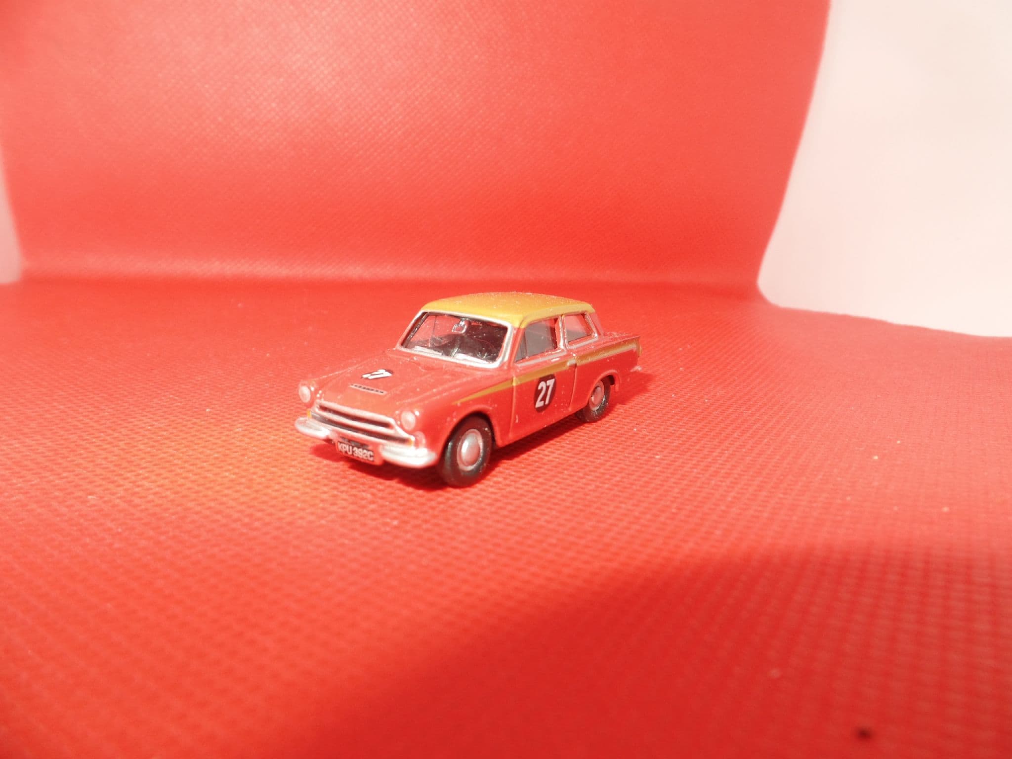 Oxford 76COR1004 COR1004 1/76 OO Scale Ford Cortina MkI Red & Gold ...