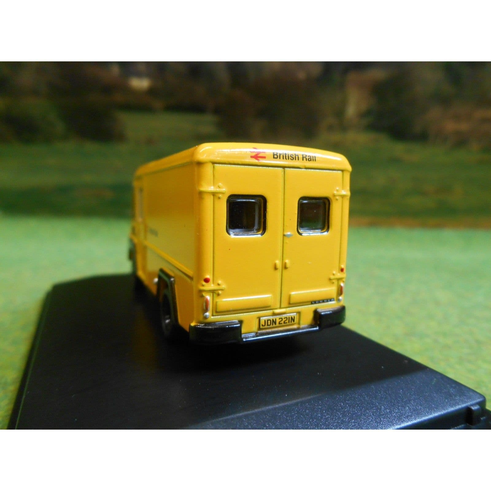 Oxford 76CWT002 CWT002 1/76 OO Commer Walk Thru British Rail Yellow ...
