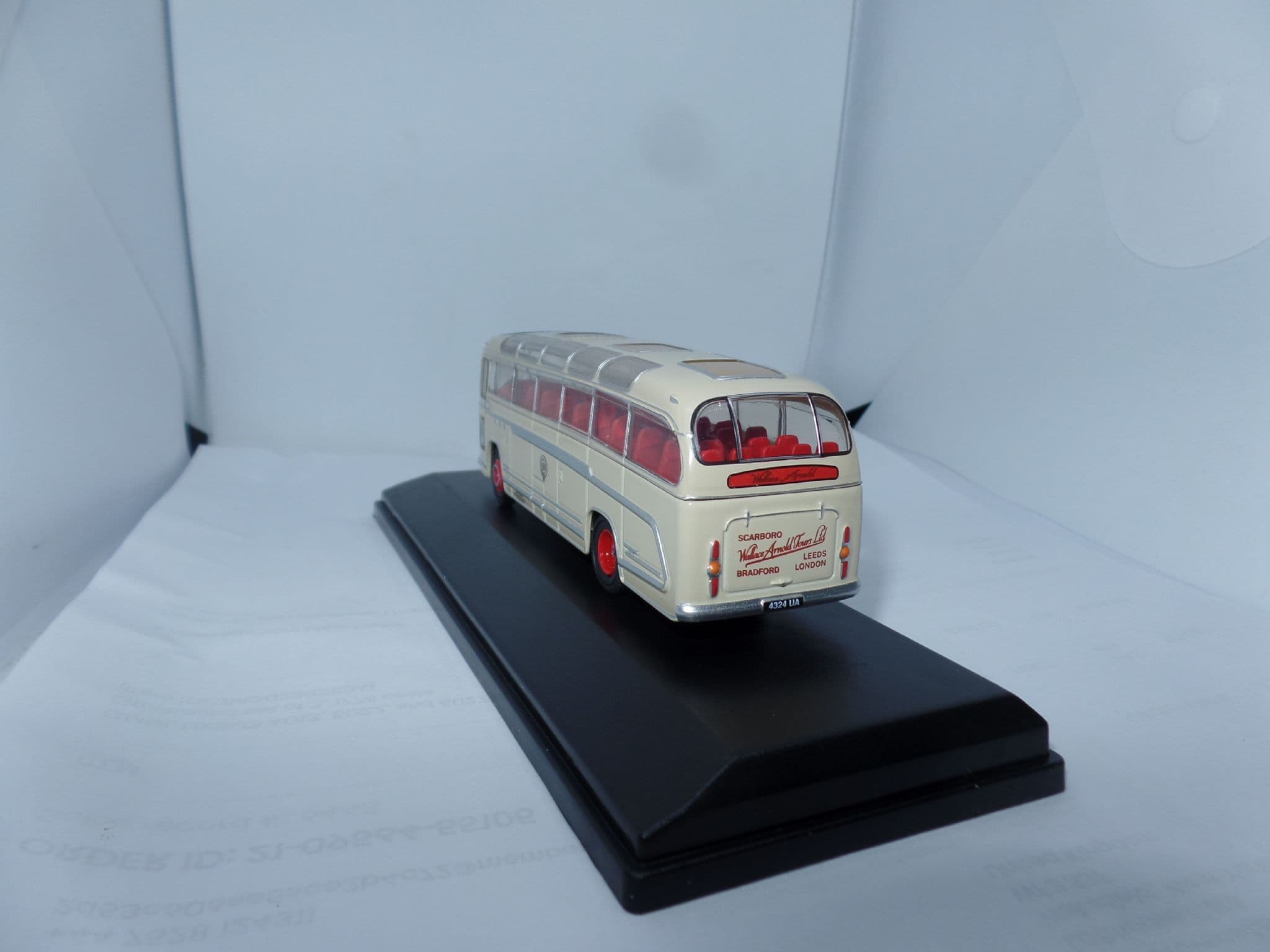 Oxford 76DB001 DB001 1/76 OO Scale Duple Britannia Coach Wallace Arnold ...