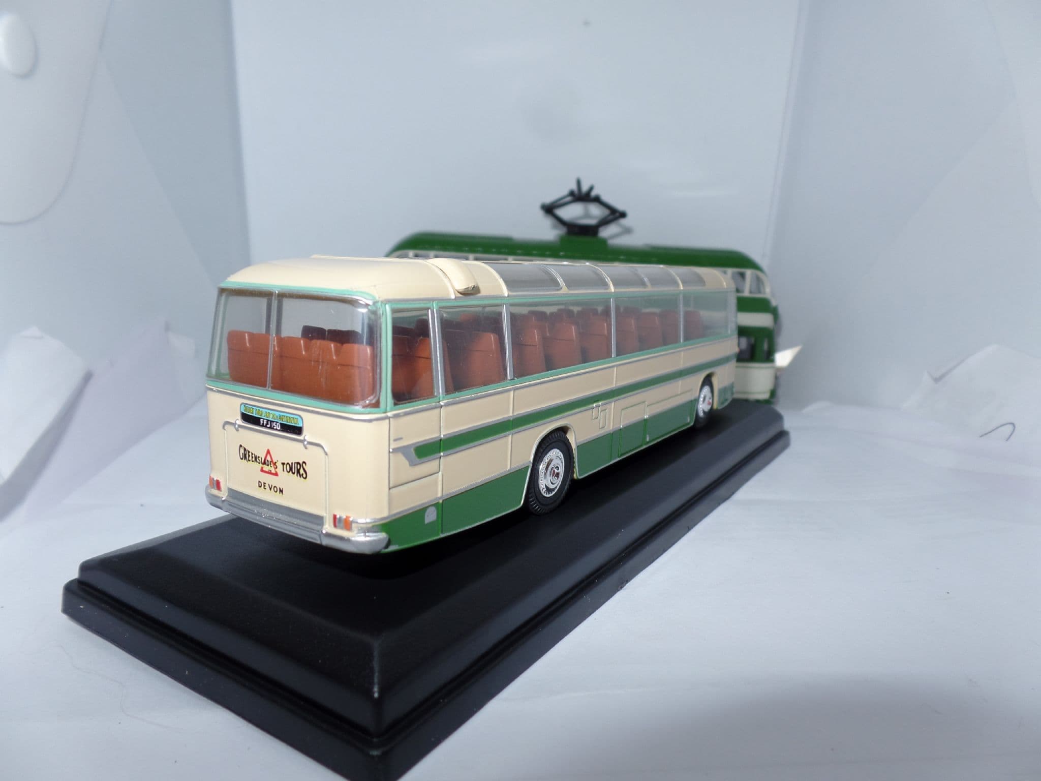OXFORD 76DC004 DC004 1/76 OO Scale Duple Commander II Coach Greenslades ...