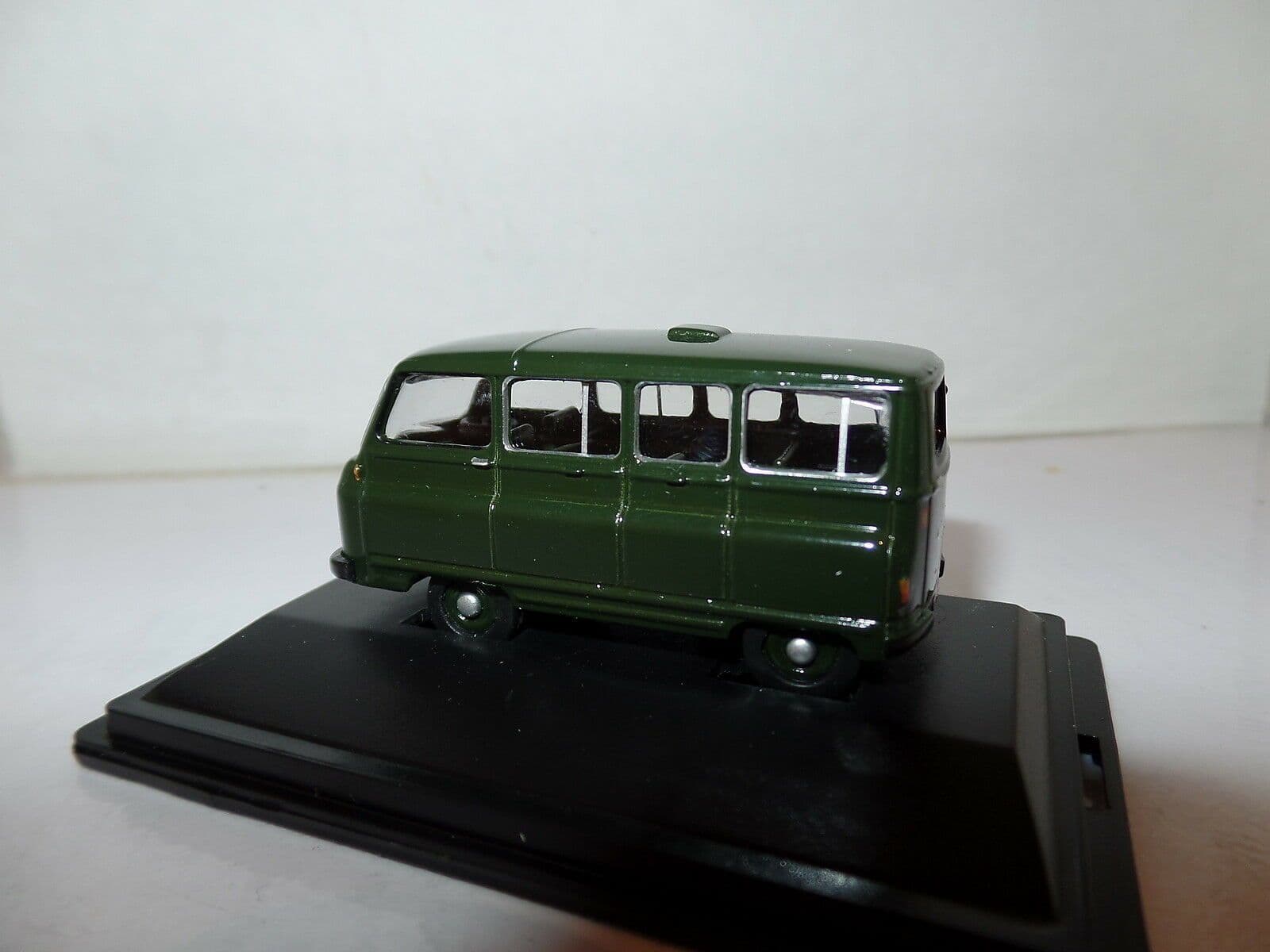 Oxford 76JM022 JM022 1/76 OO Austin Morris J2 Minibus British Army Green HQ