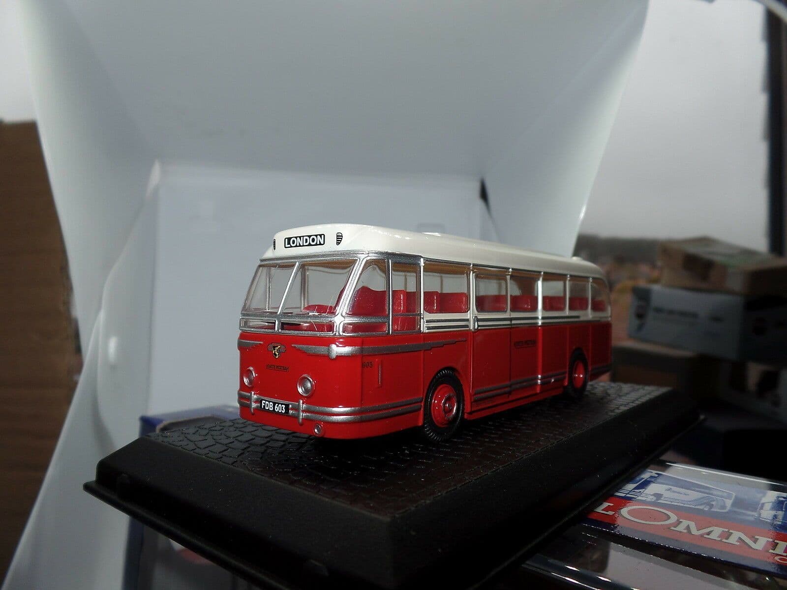 Oxford 76LRT007 LRT007 Leyland Royal Tiger Coach North Western London