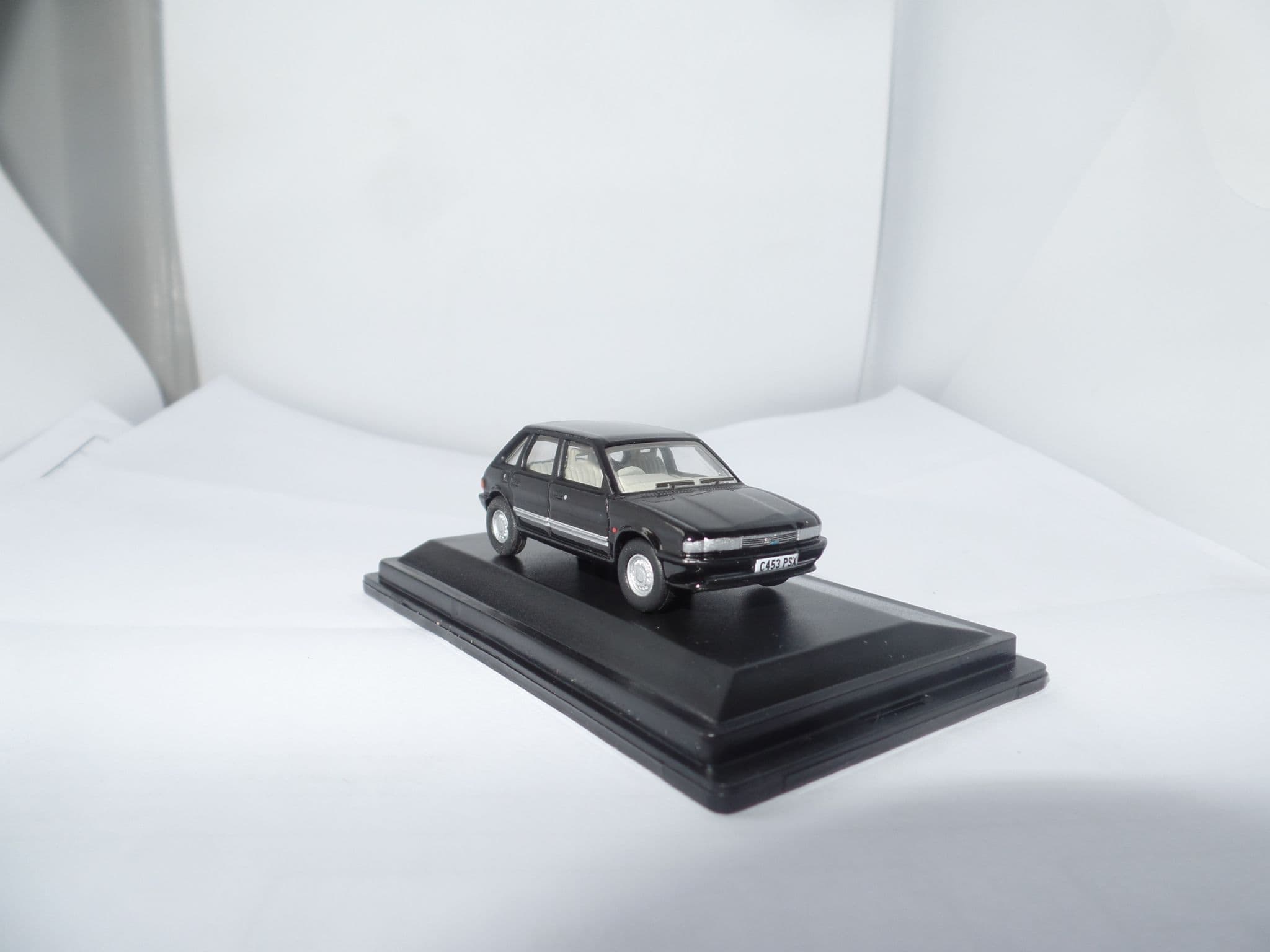 Oxford 76MST003 MST003 1/76 OO Scale Austin Austin Maestro - Black
