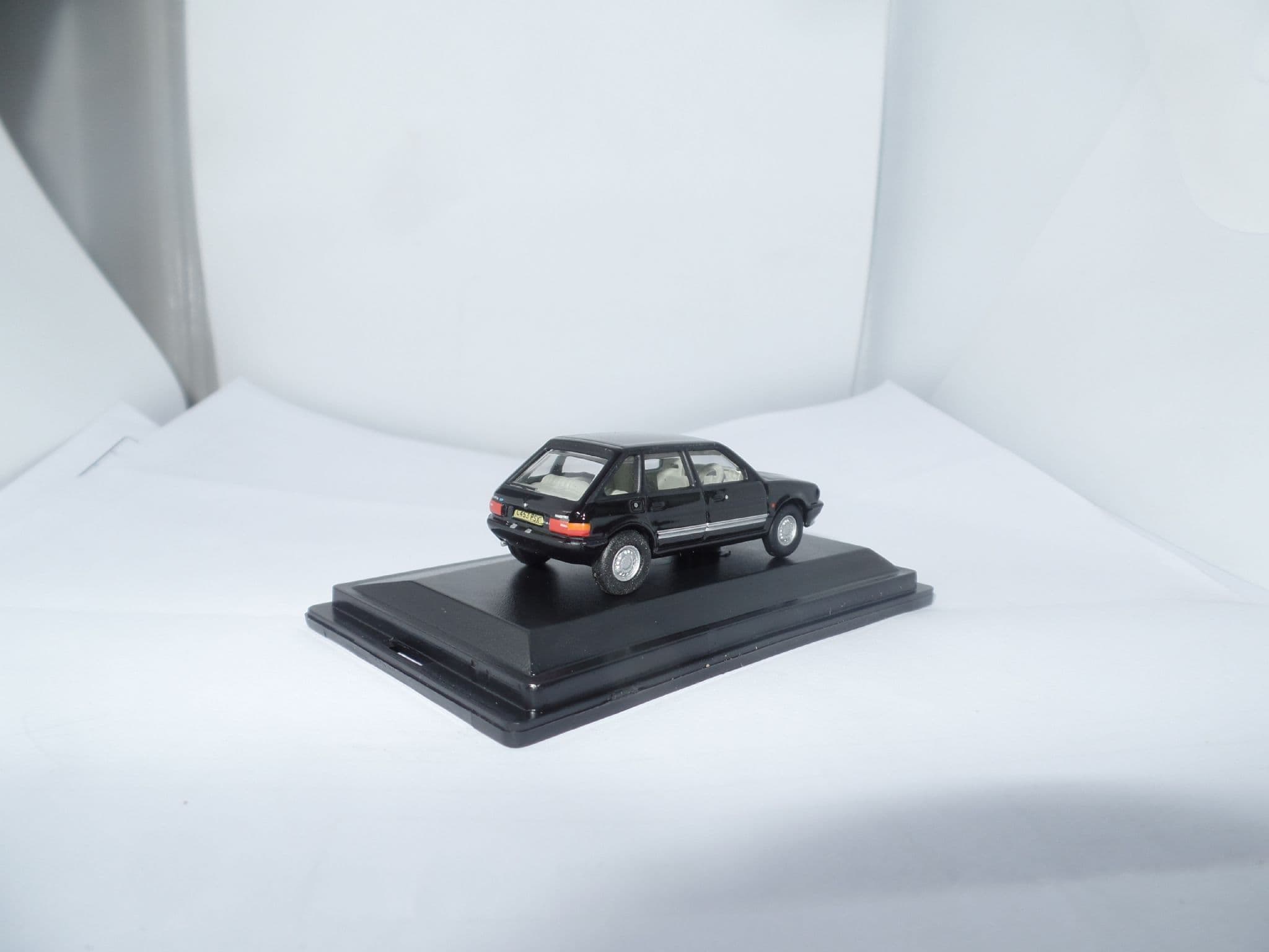 Oxford 76MST003 MST003 1/76 OO Scale Austin Austin Maestro - Black