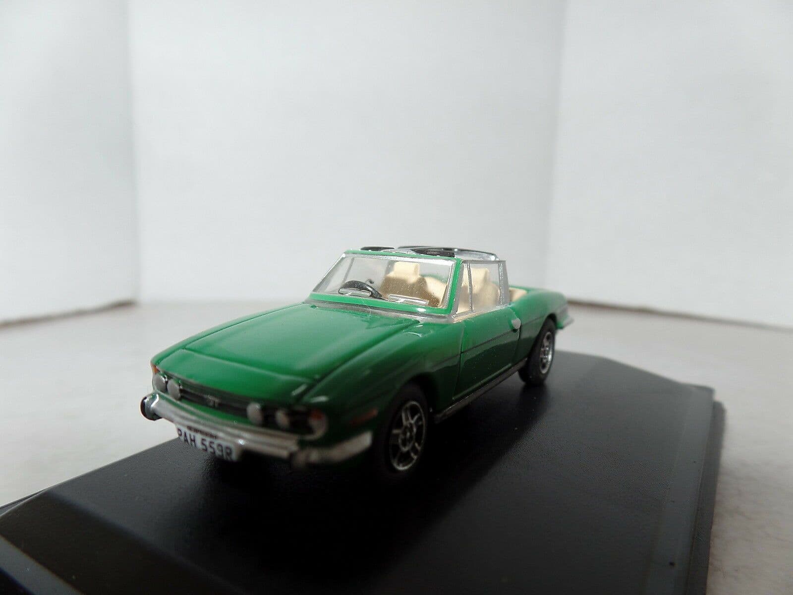 Oxford 76TS002 TS002 1/76 OO Scale Triumph Stag Java Green