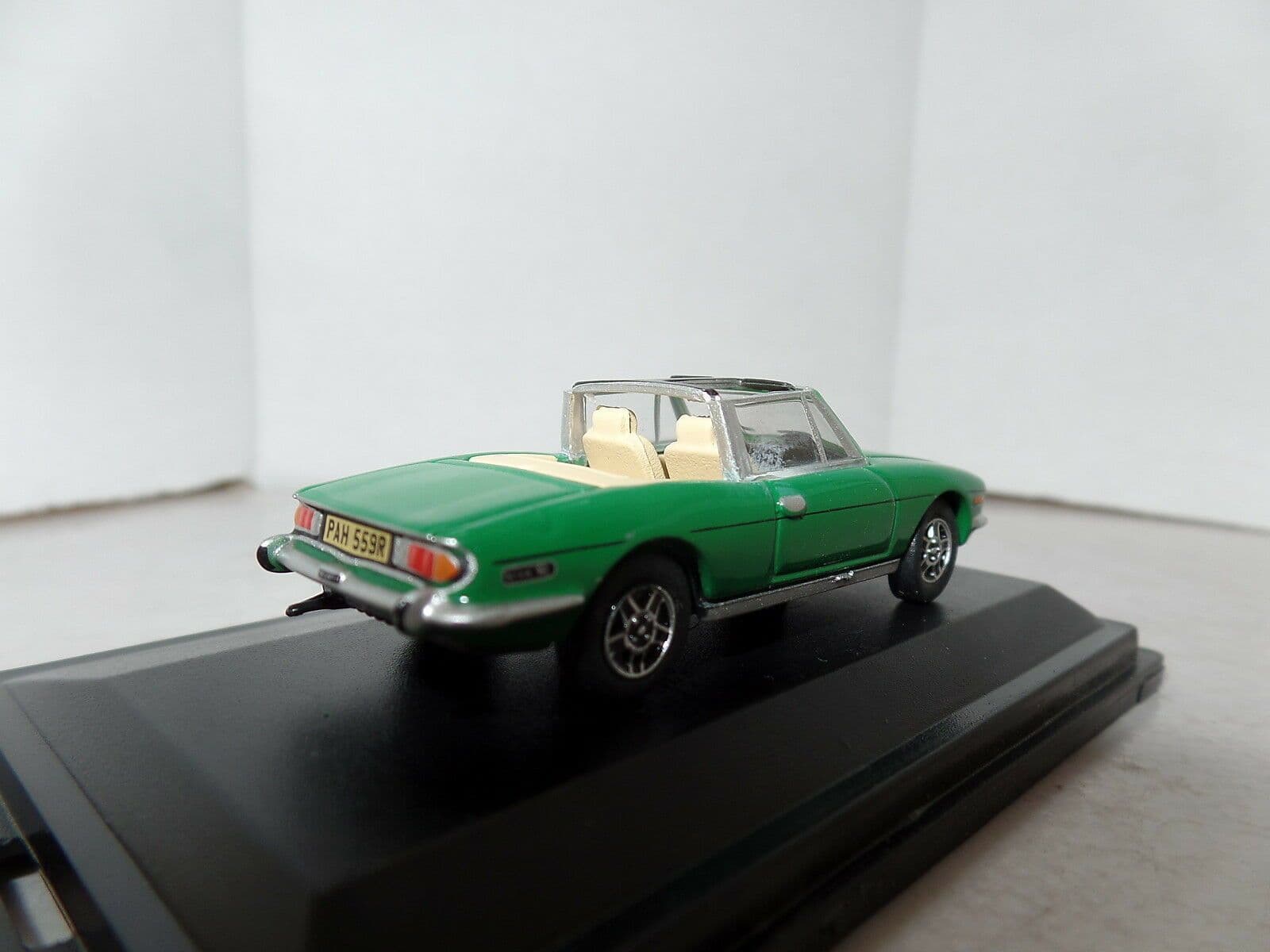 Oxford 76TS002 TS002 1/76 OO Scale Triumph Stag Java Green