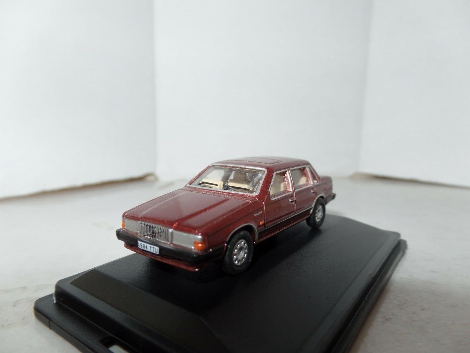 Oxford 76VO002 VO002 1/76 OO Scale Volvo 760 Red Wood Redwood Metallic