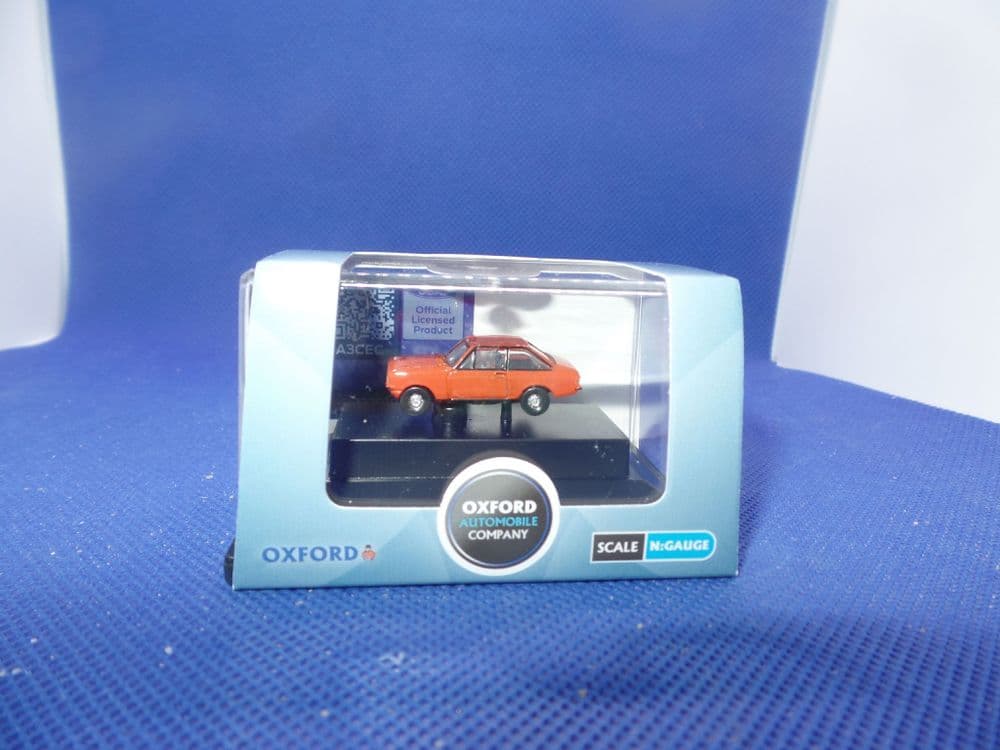 Oxford NESC001 N Gauge 1/148 Scale Ford Escort Mk2 Two Carnival Red