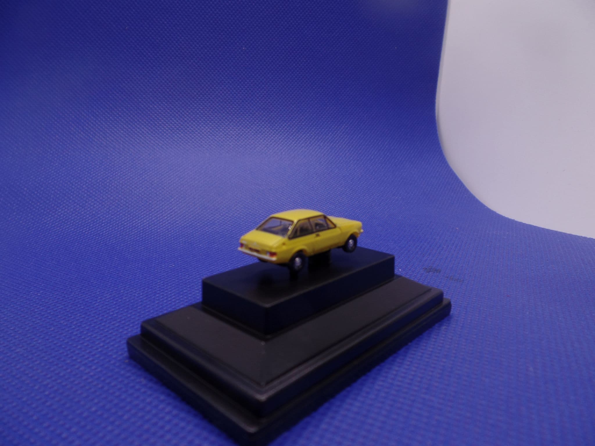 Oxford NESC002 N Gauge 1/148 Scale Ford Escort Mk2 Two Signal Yellow