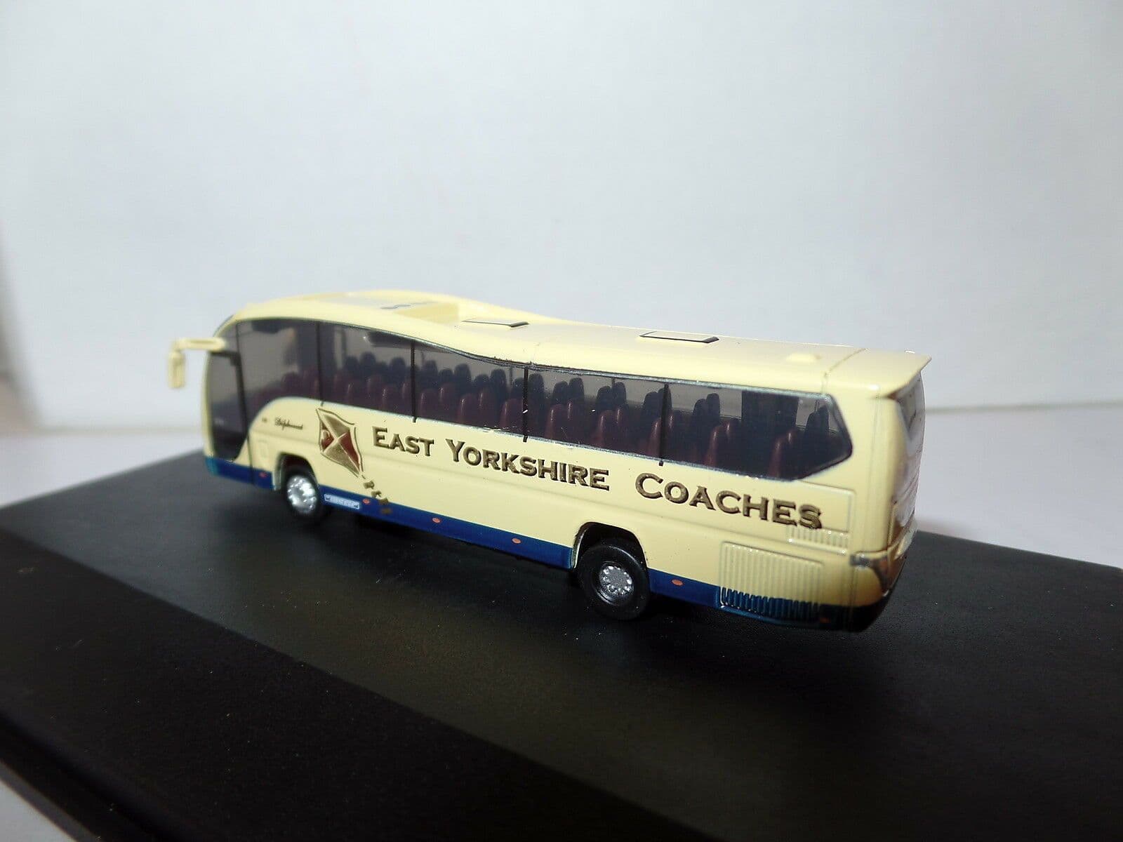 Oxford NPE009 N Gauge 1/148 Scale Plaxton Elite Coach East Yorkshire ...