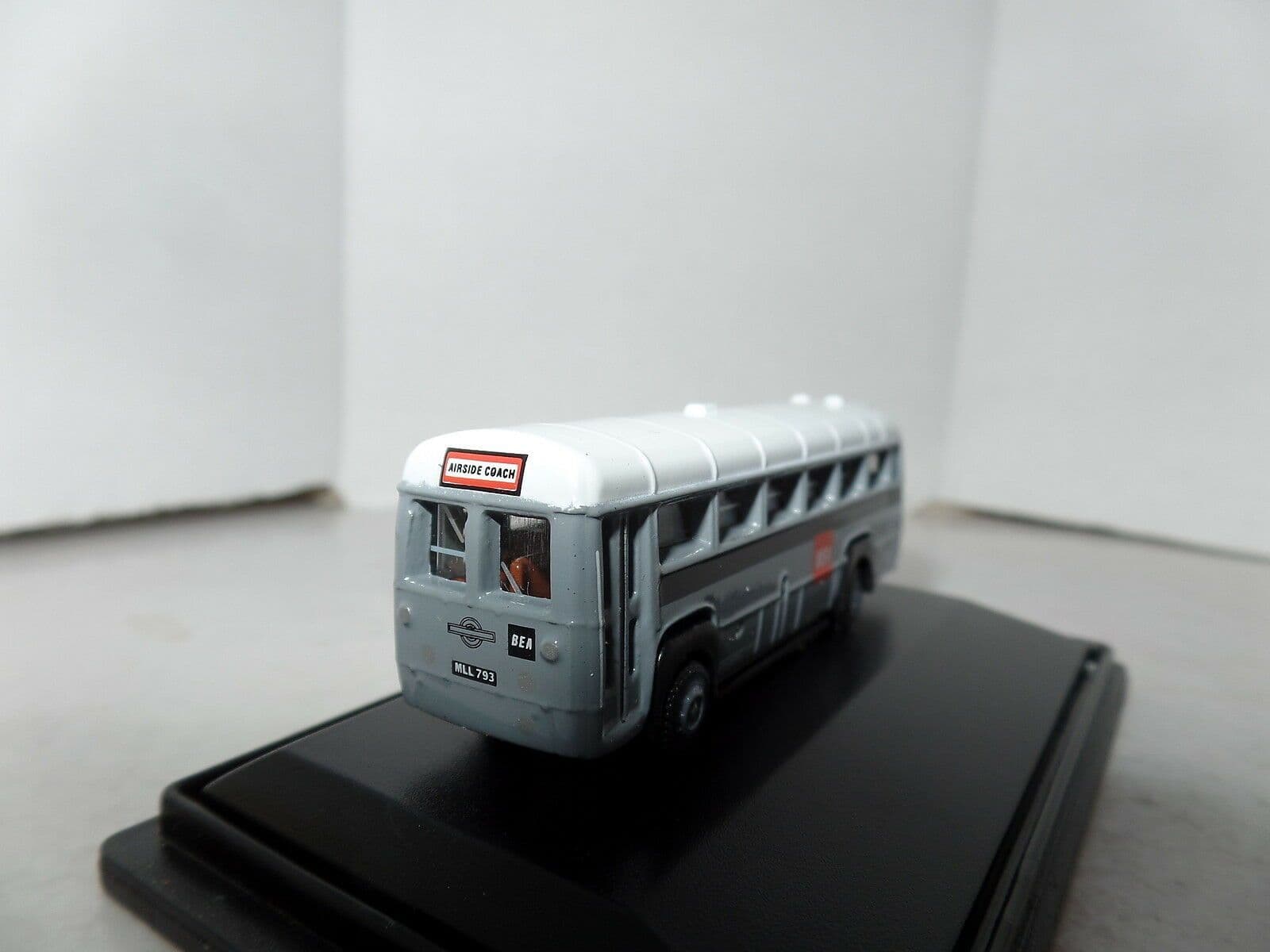 Oxford NRF004 N Gauge 1/148 Scale AEC RF Bus BEA Heathrow Airport Coach